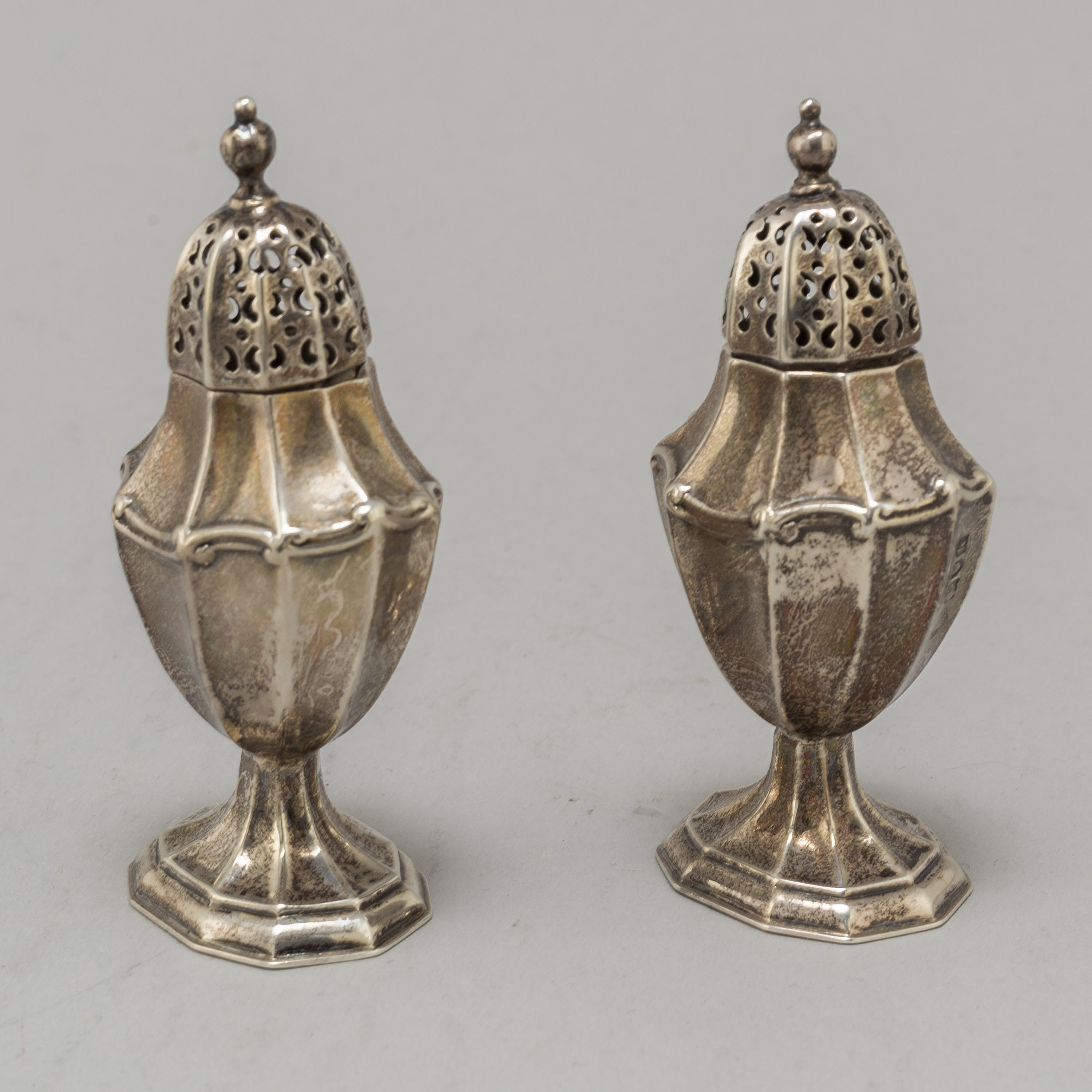 Two silver shakers, Goldsmiths and Silversmiths Co. Ltd., London, 1905 ...