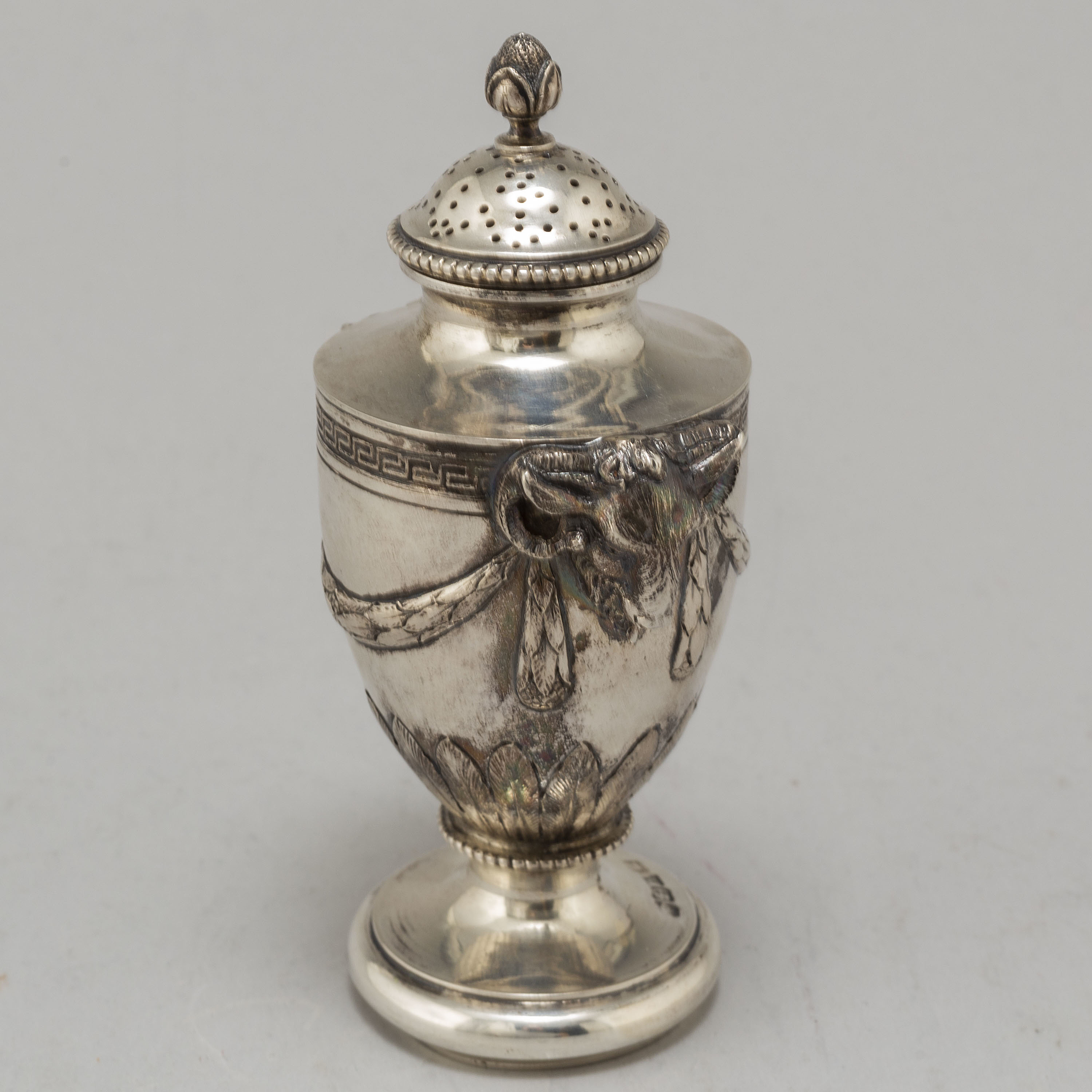 Two silver shakers, Goldsmiths and Silversmiths Co. Ltd., London, 1905 ...