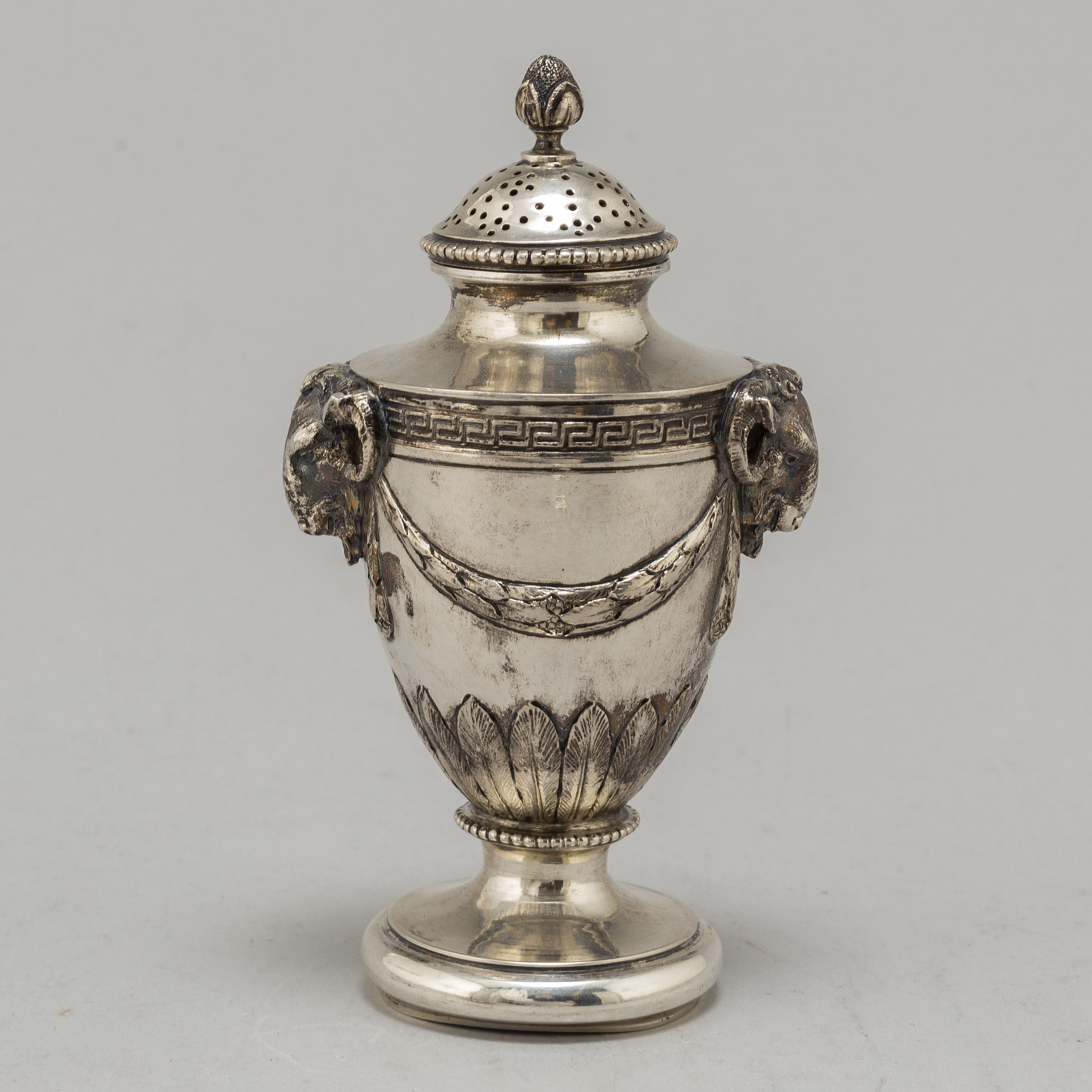 Two silver shakers, Goldsmiths and Silversmiths Co. Ltd., London, 1905 ...