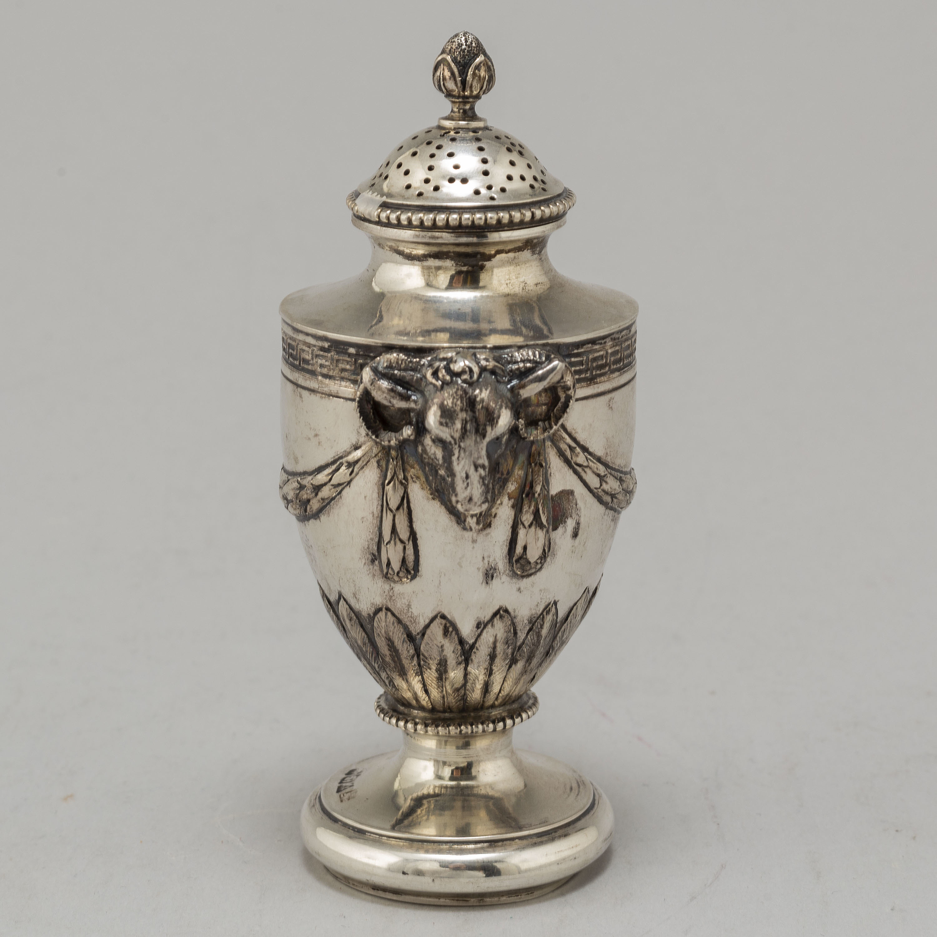 Two silver shakers, Goldsmiths and Silversmiths Co. Ltd., London, 1905 ...