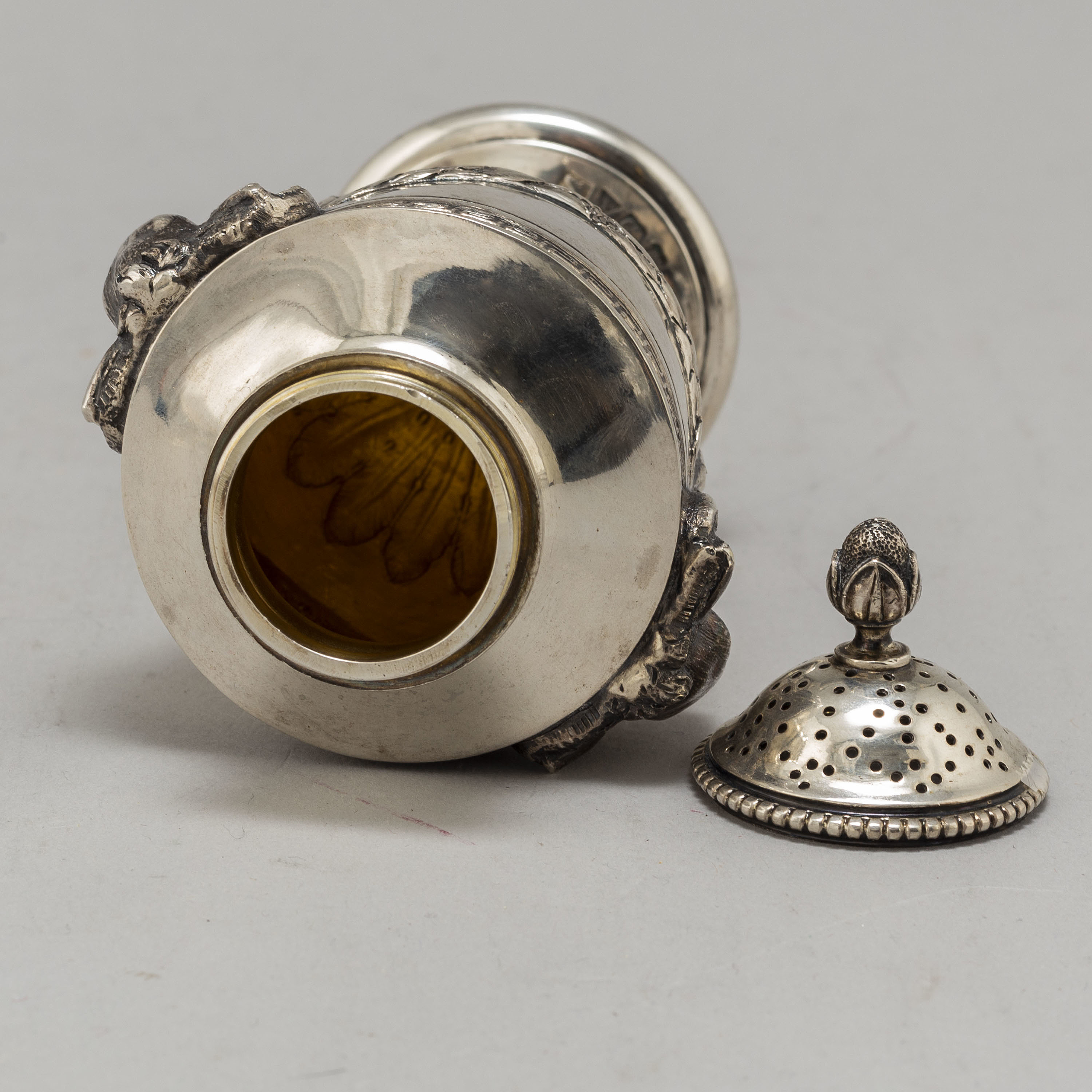 Two silver shakers, Goldsmiths and Silversmiths Co. Ltd., London, 1905 ...
