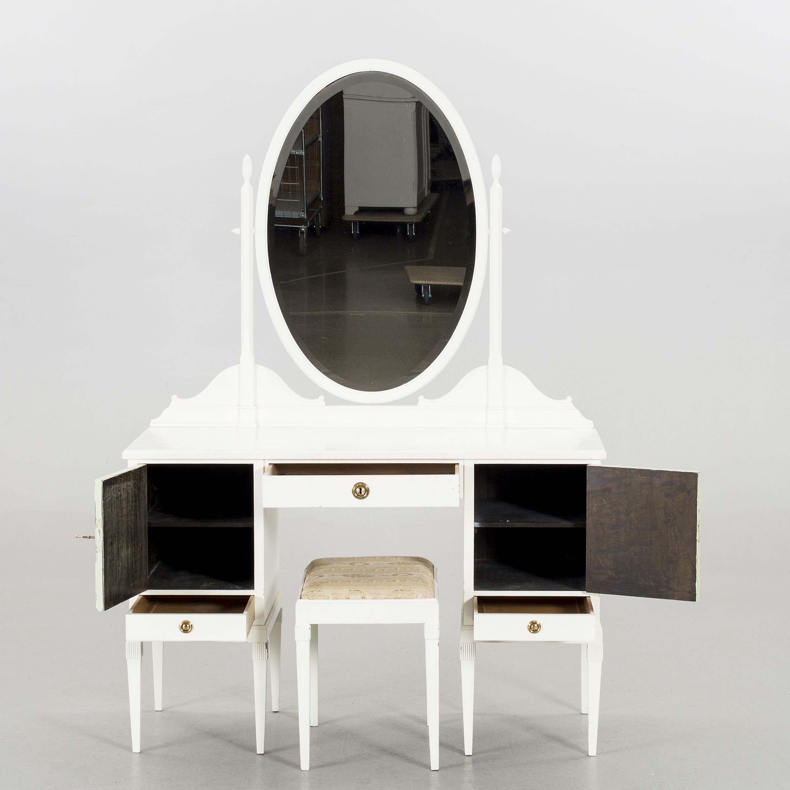 A DRESSING TABLE WITH STOOL. - Bukowskis