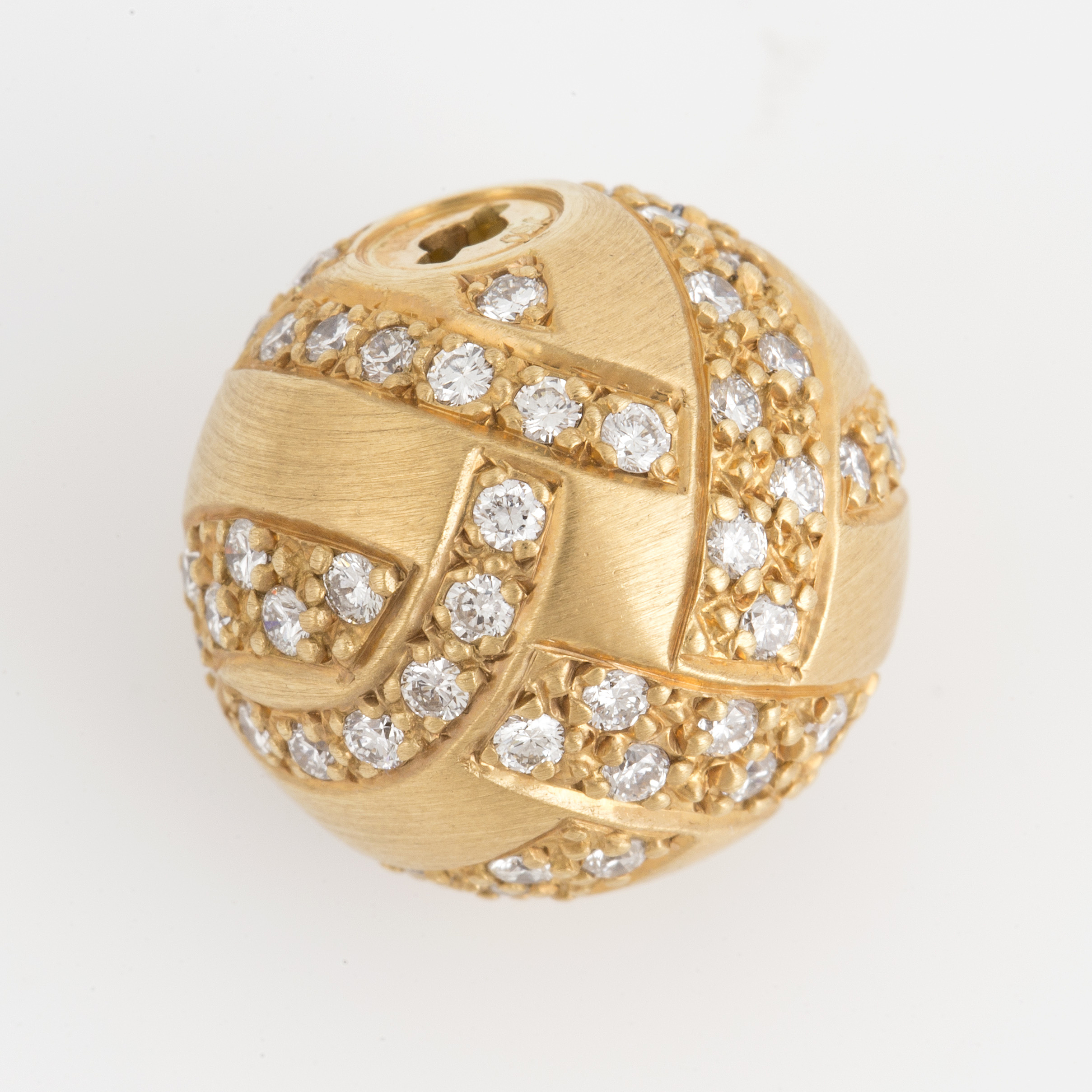 An 18K gold clasp set with round brilliant-cut diamonds. - Bukowskis