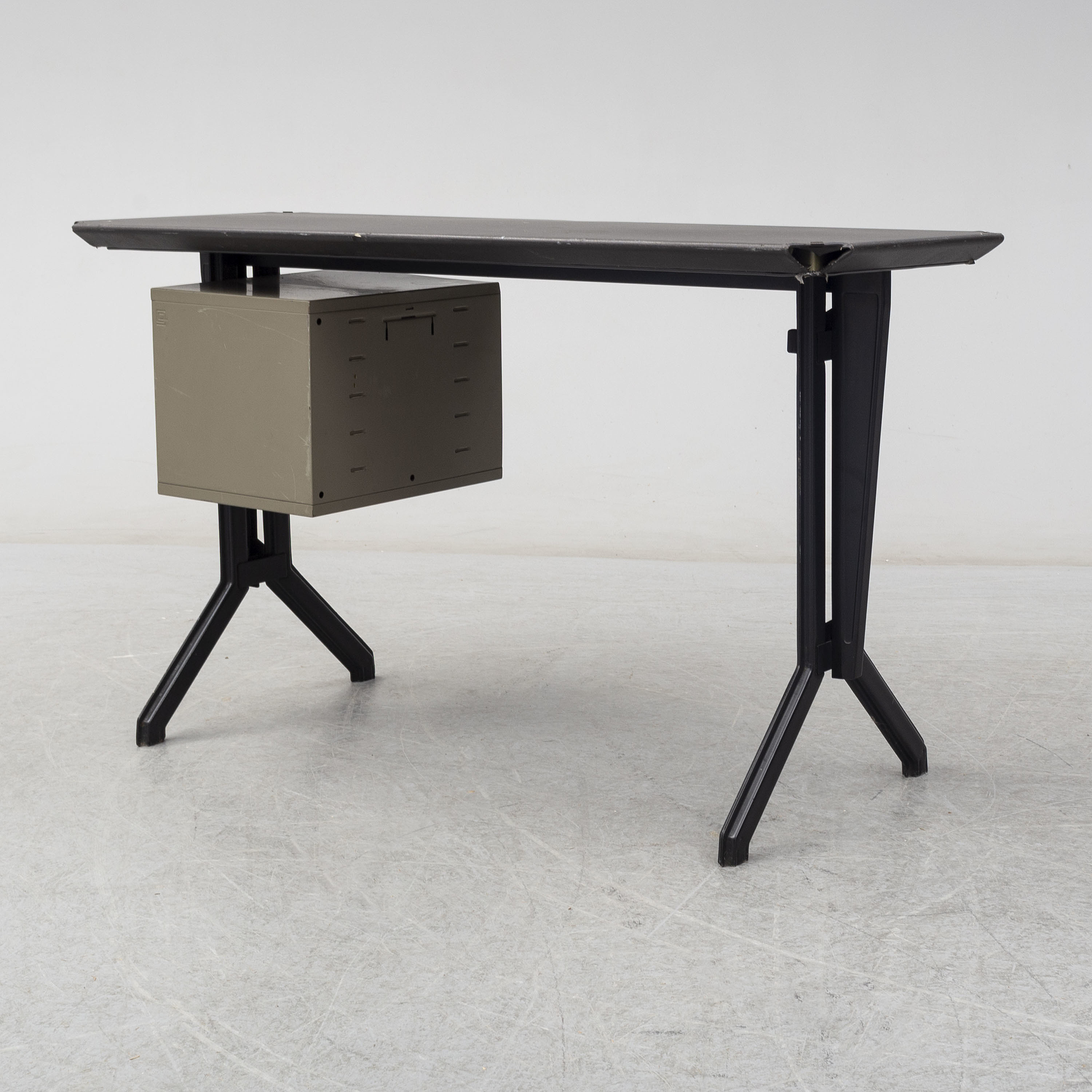 STUDIO BBPR, an 'Arco' steel desk from Olivetti, Italy. - Bukowskis