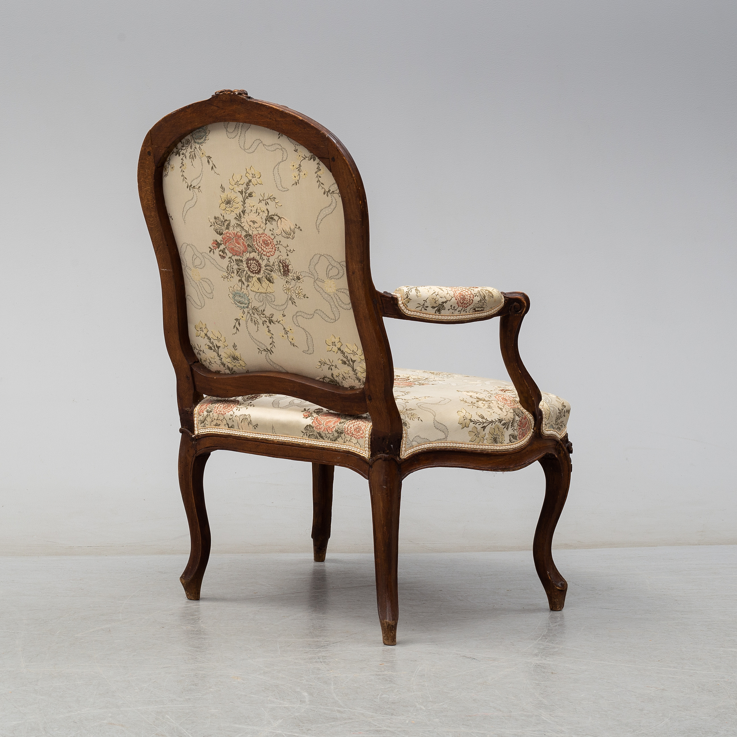 A mid 18th century Rococo arm chair. - Bukowskis