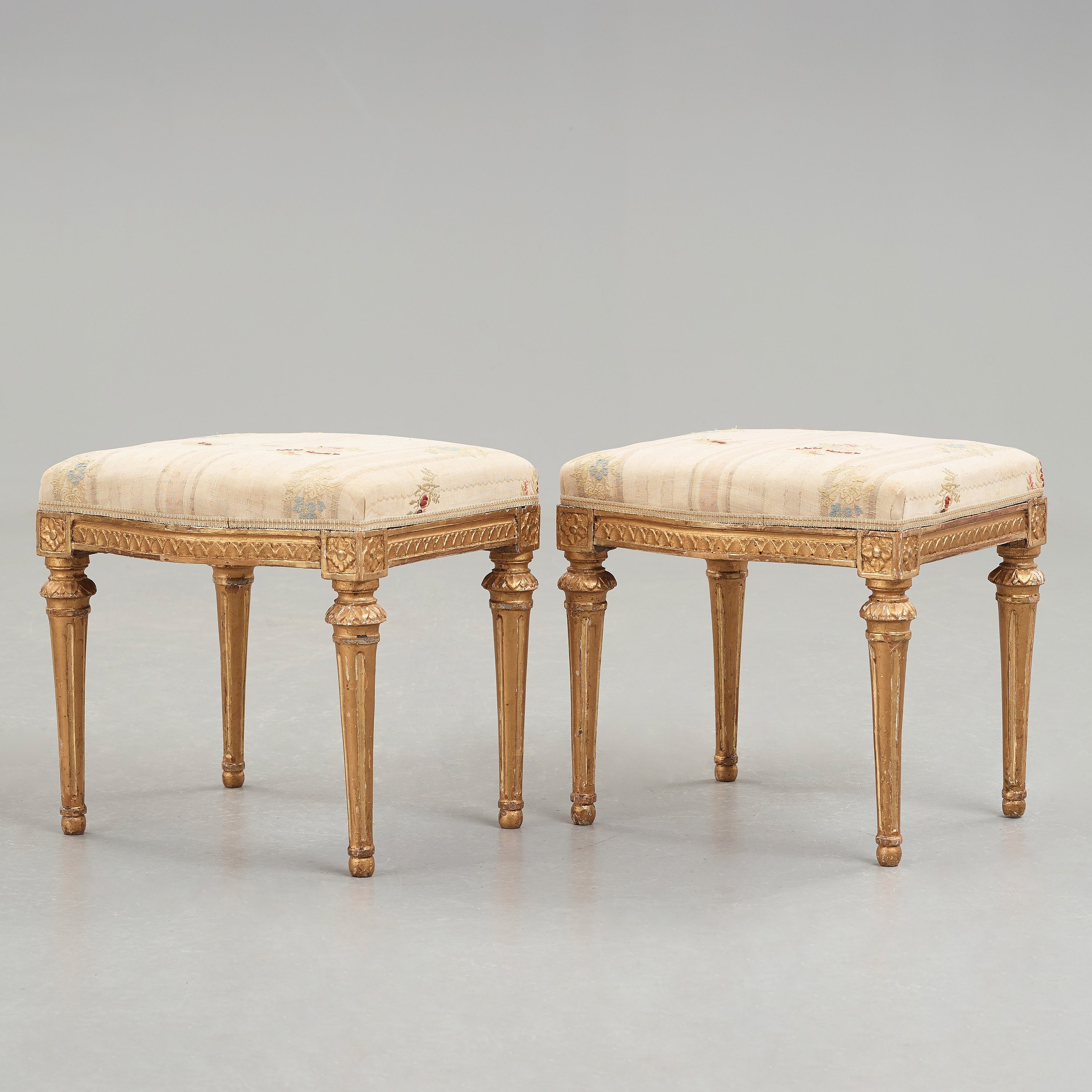 A pair of Gustavian late 18th century stools. - Bukowskis
