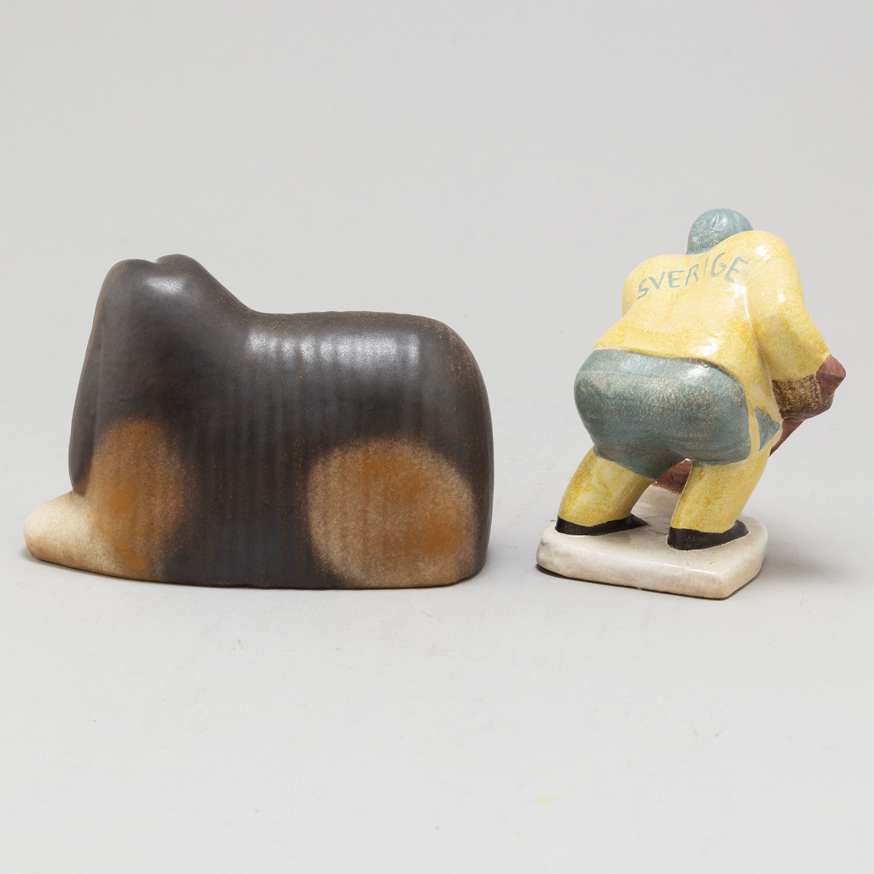 LISA LARSON, 2 stoneware figurines, Gustavsberg, signed. - Bukowskis