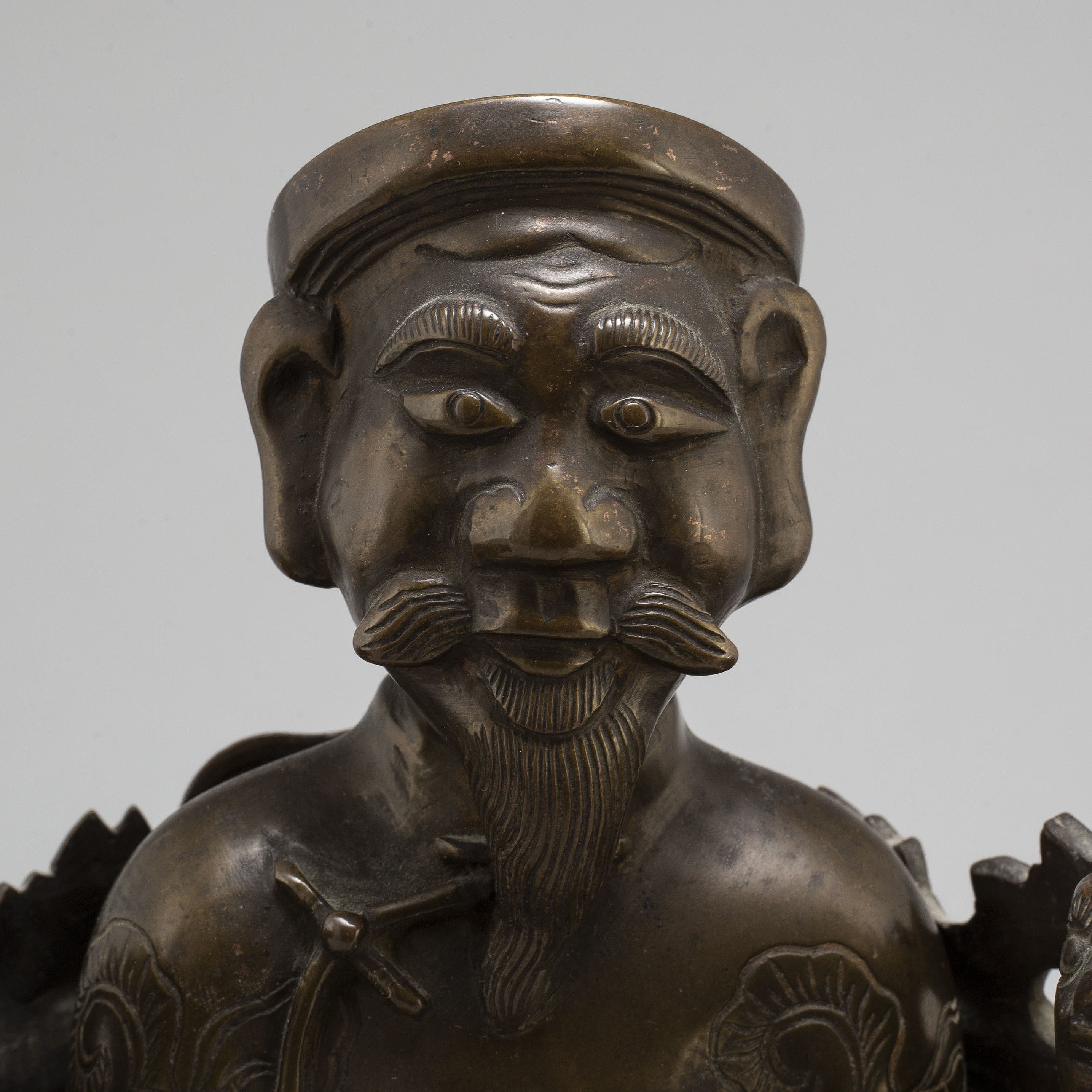 A Chinese bronze sculpture of a deity, 20th century. - Bukowskis