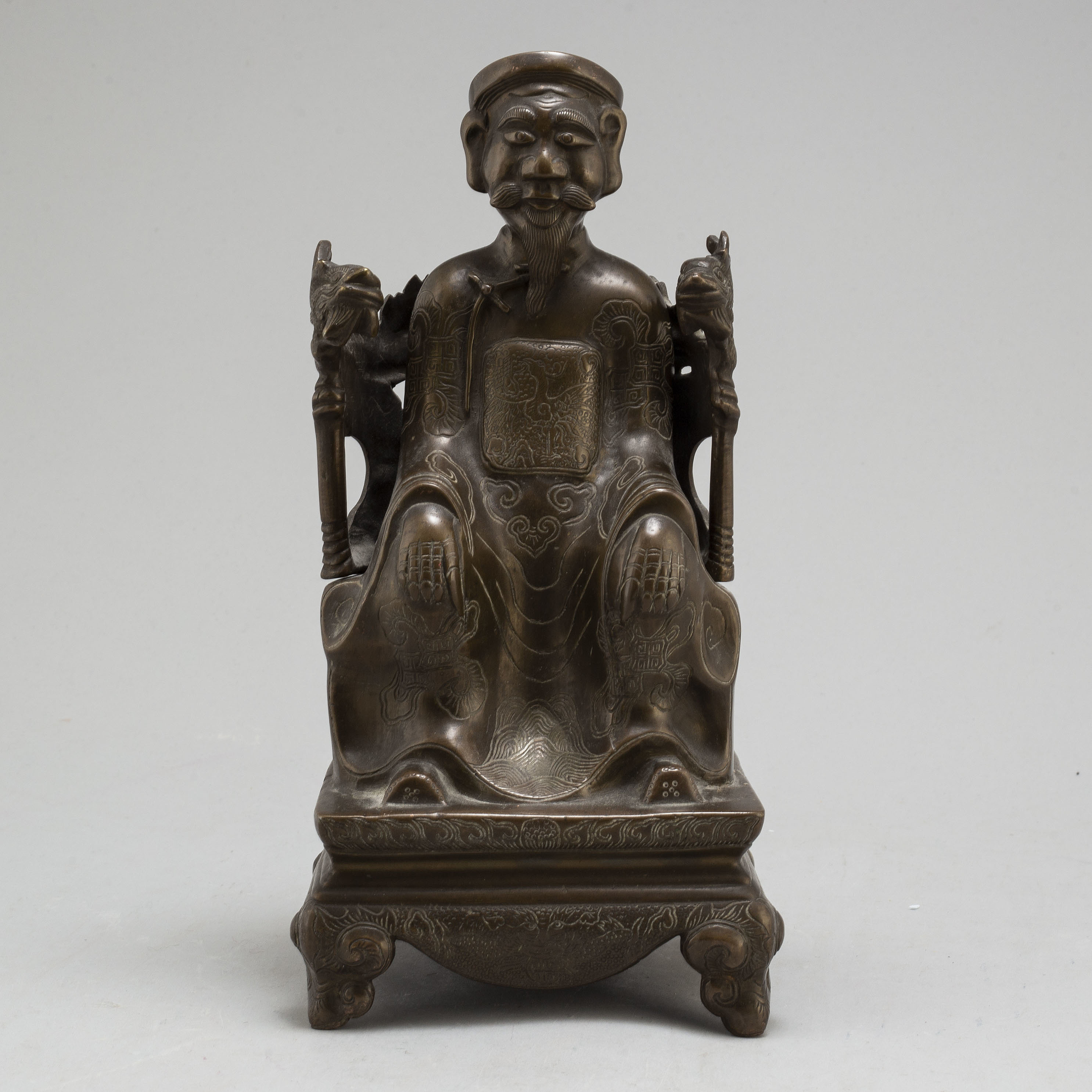 A Chinese bronze sculpture of a deity, 20th century. - Bukowskis