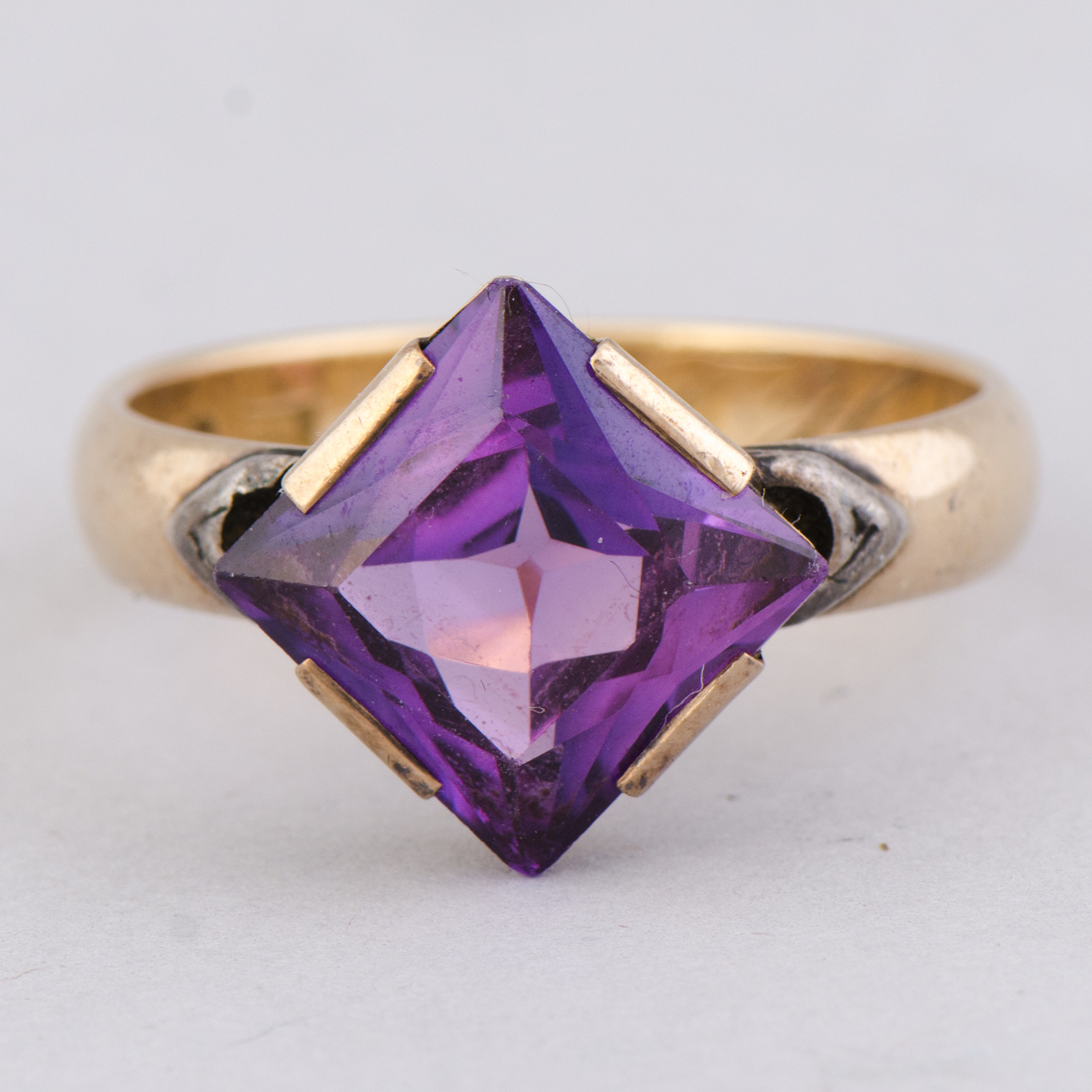 A RING, synthetic spinel, 18K gold. - Bukowskis