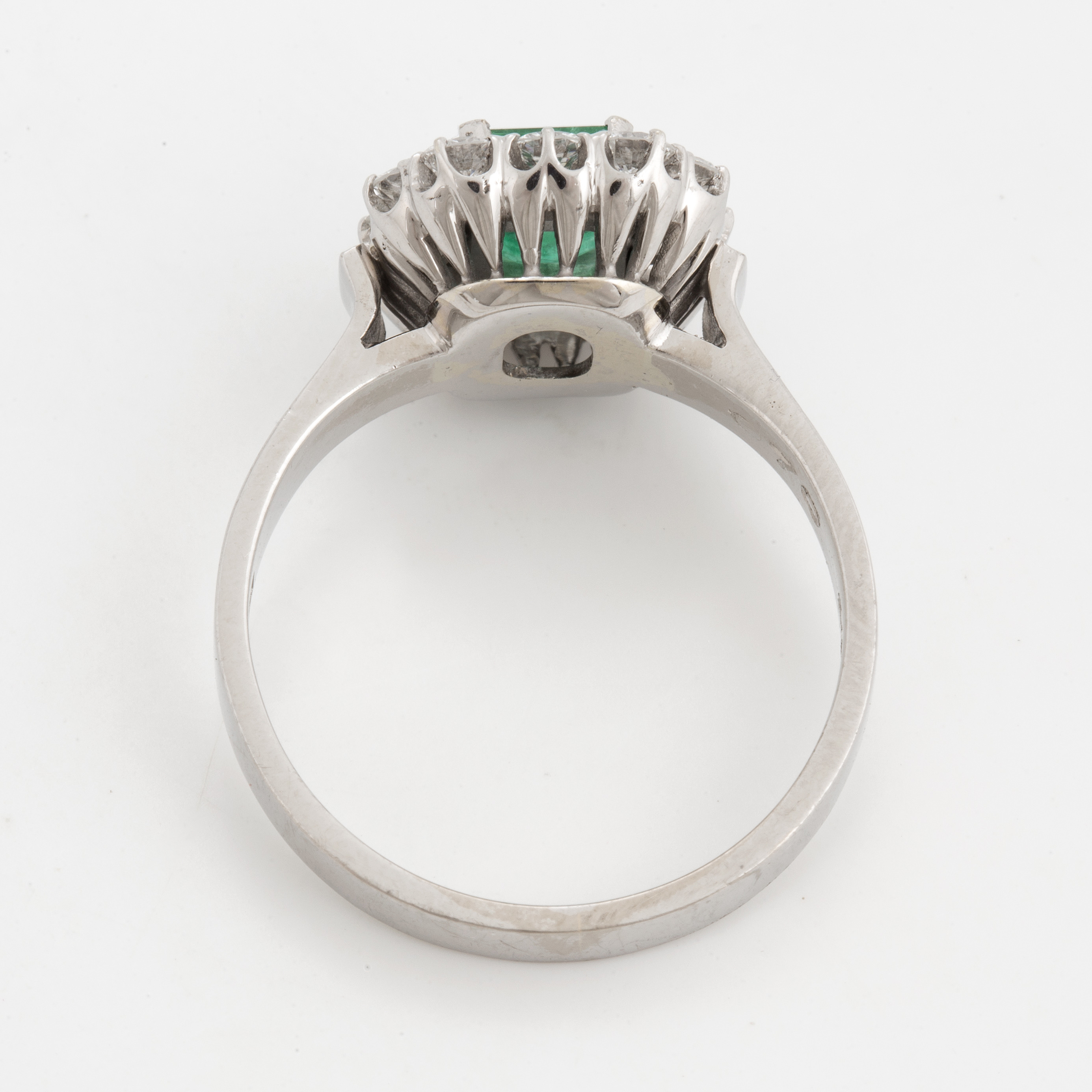 RING, Strömdahls, 18K vitguld med smaragd och diamanter. - Bukowskis
