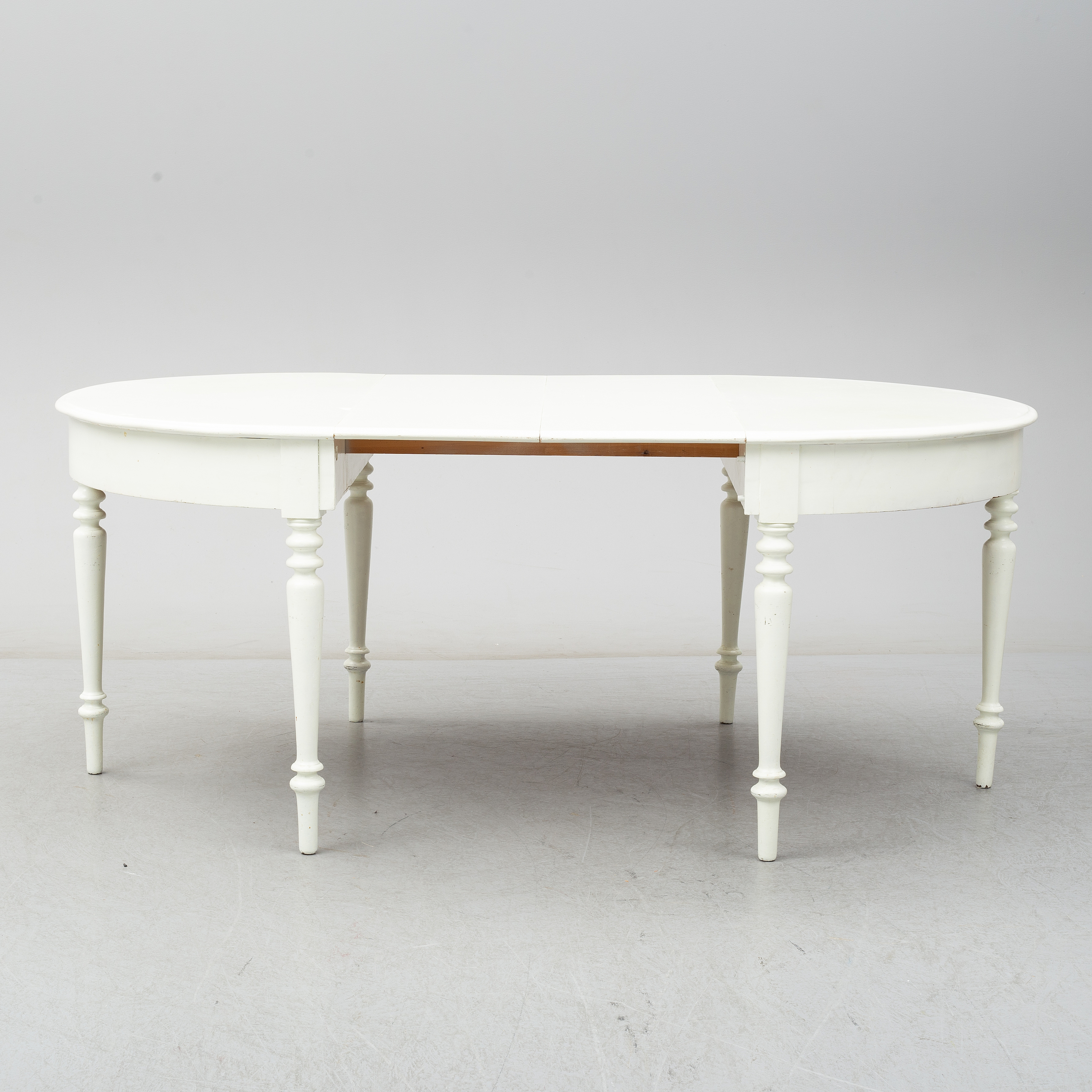 A circa 1900 dining table. - Bukowskis