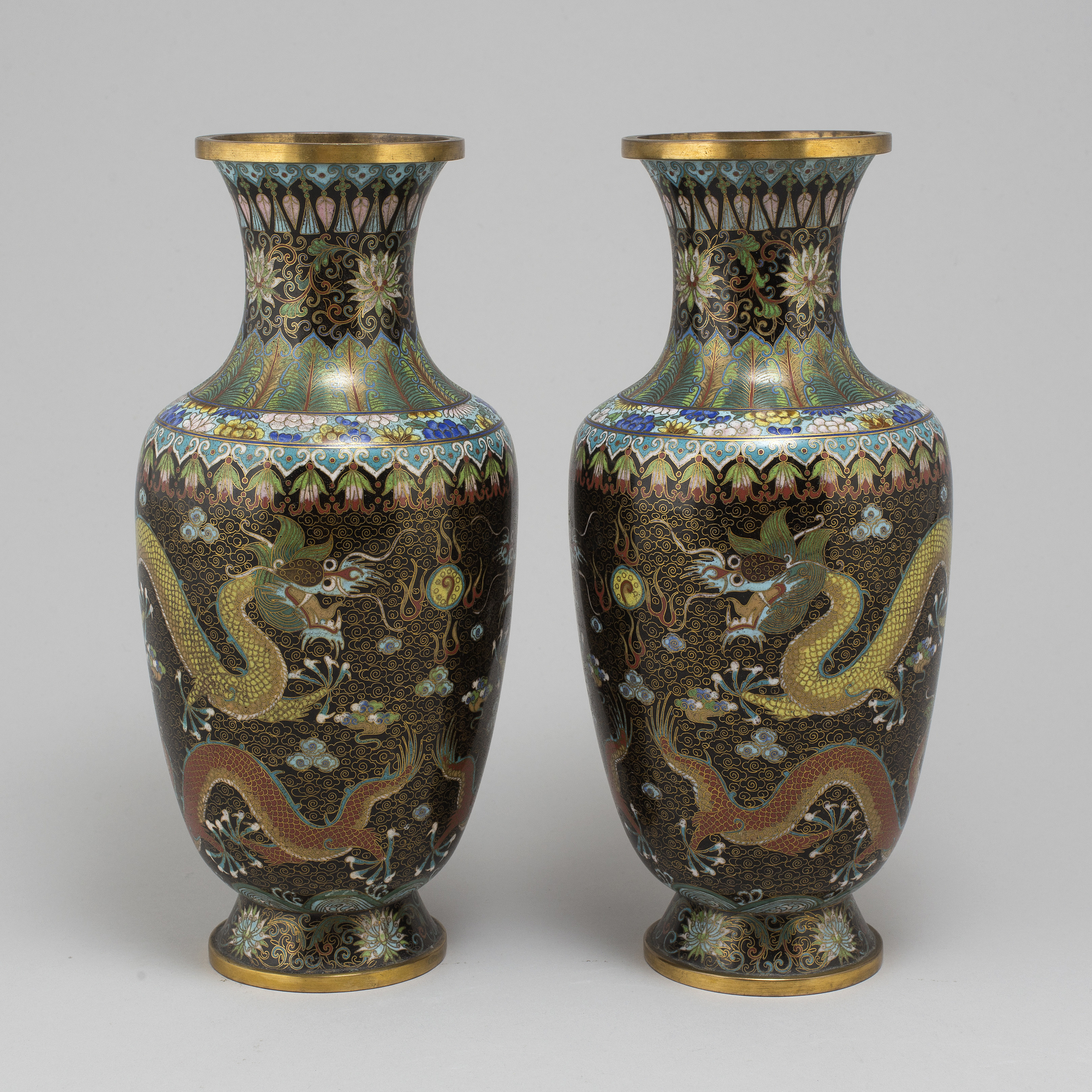 VASER, ett par, cloisonné. Kina, 1900-tal. - Bukowskis