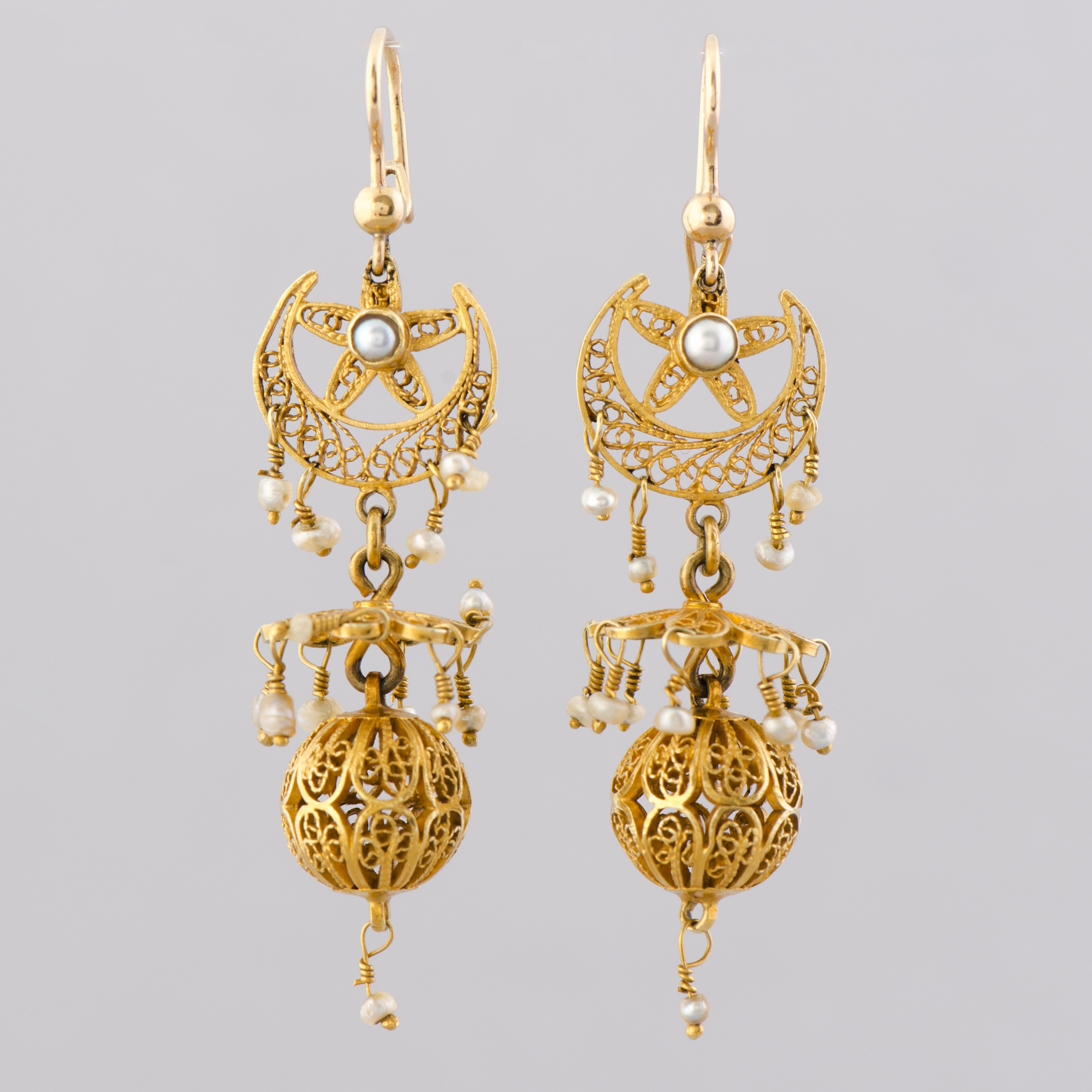 A PAIR OF EARRINGS, 18k gold filigrane. - Bukowskis
