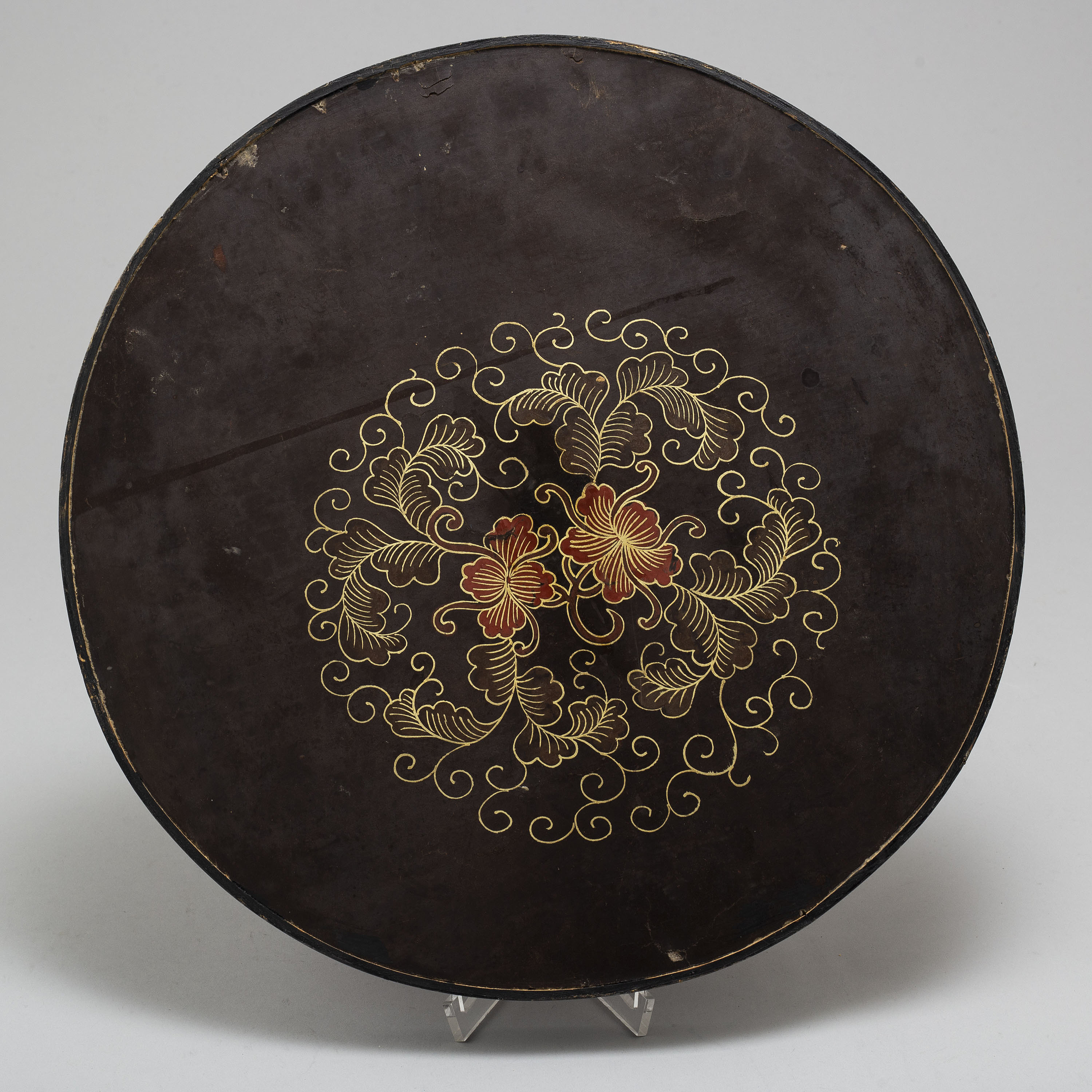 A lacquered and mother of pearl inlayed placque, circa 1900. - Bukowskis