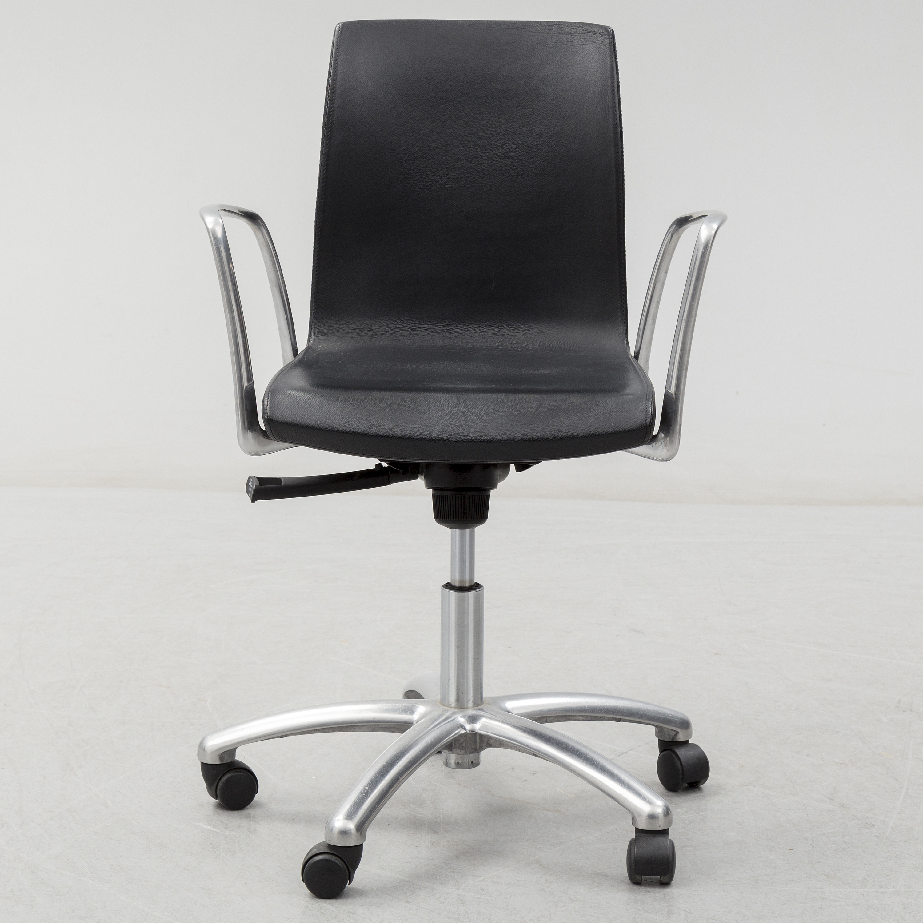 JORGE PENSI, a leather covered 'Gorka' office chair from Akaba. - Bukowskis