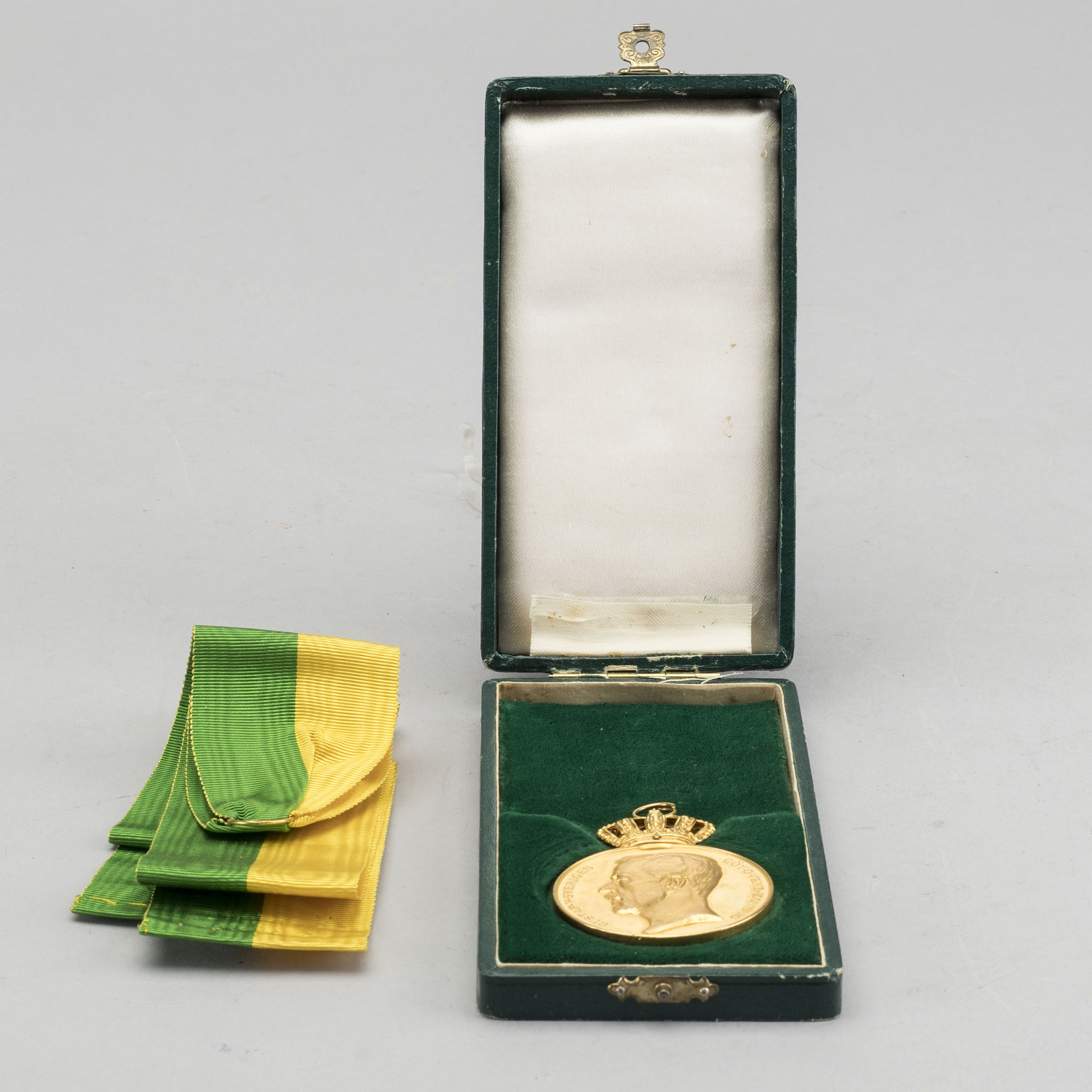 GULDMEDALJ, 18K, från Kungliga Patriotiska Sällskapet. 1923. - Bukowskis