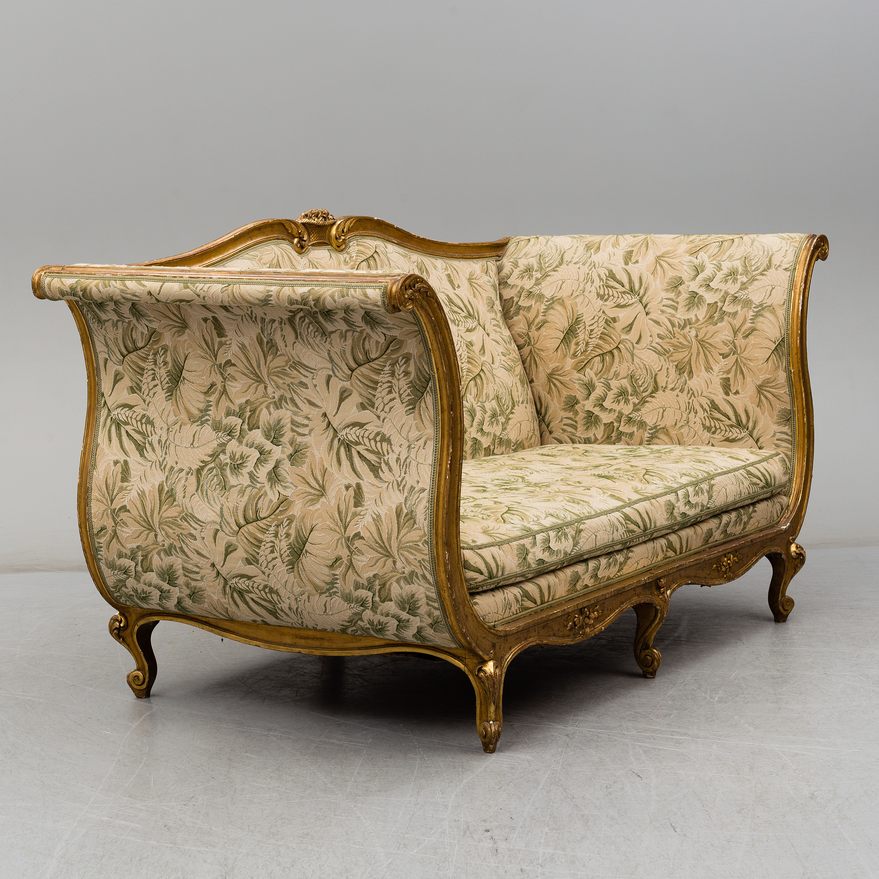 a rococo-style sofa from the late 19th century. - Bukowskis