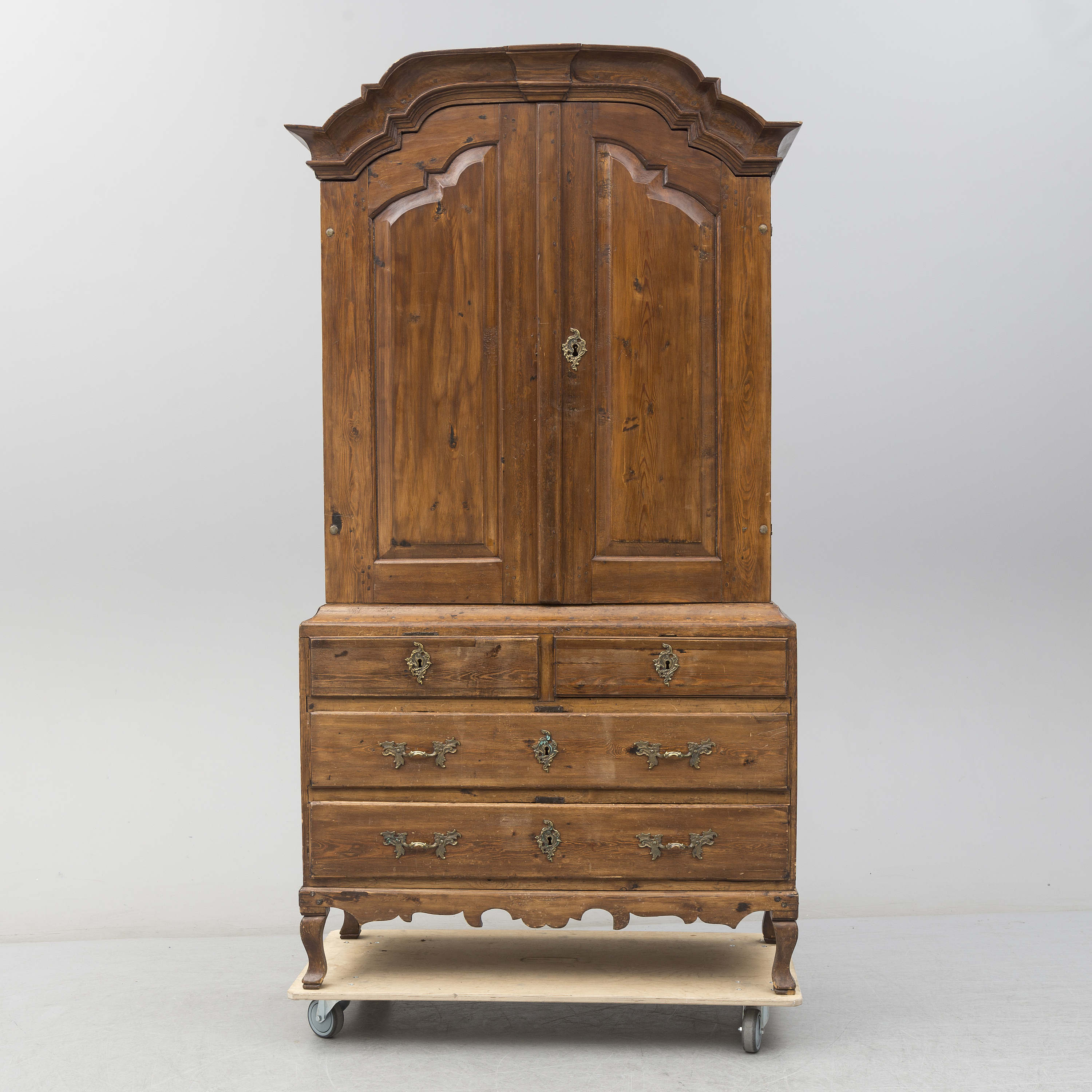 a 1700's Rococo pine cabinet. - Bukowskis