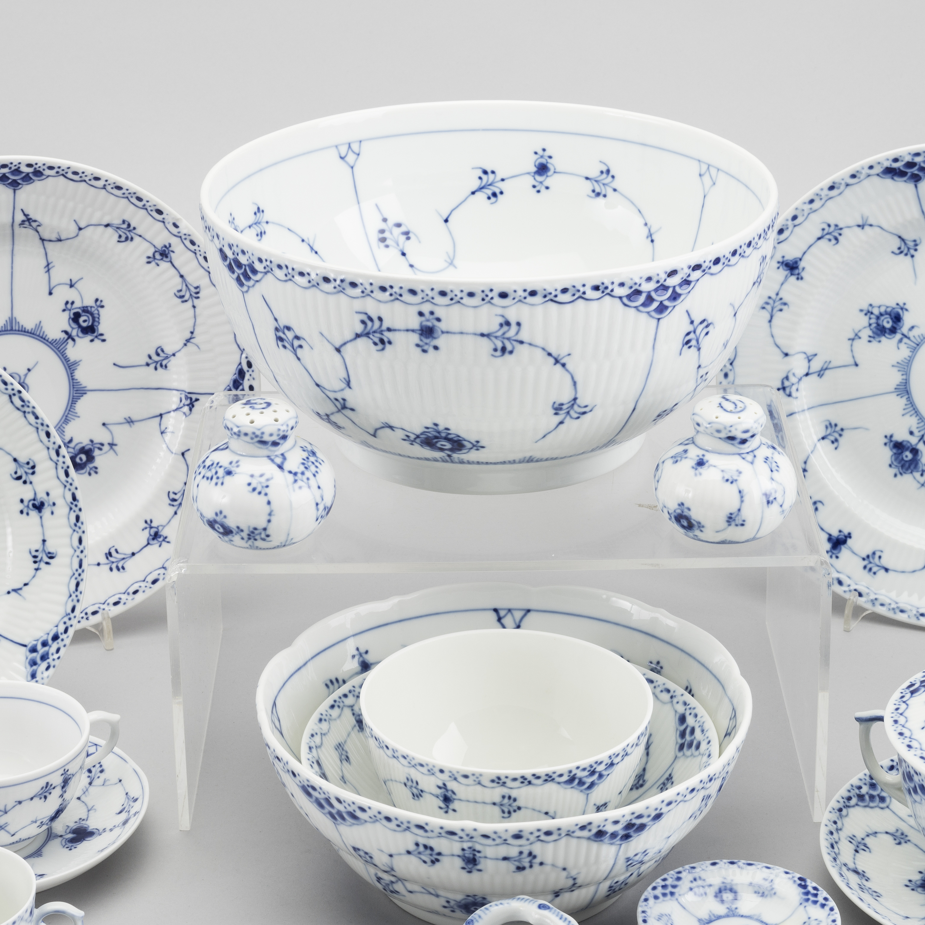 SERVIS, porslin "Musselmalet", 179 delar, Royal Copenhagen. - Bukowskis