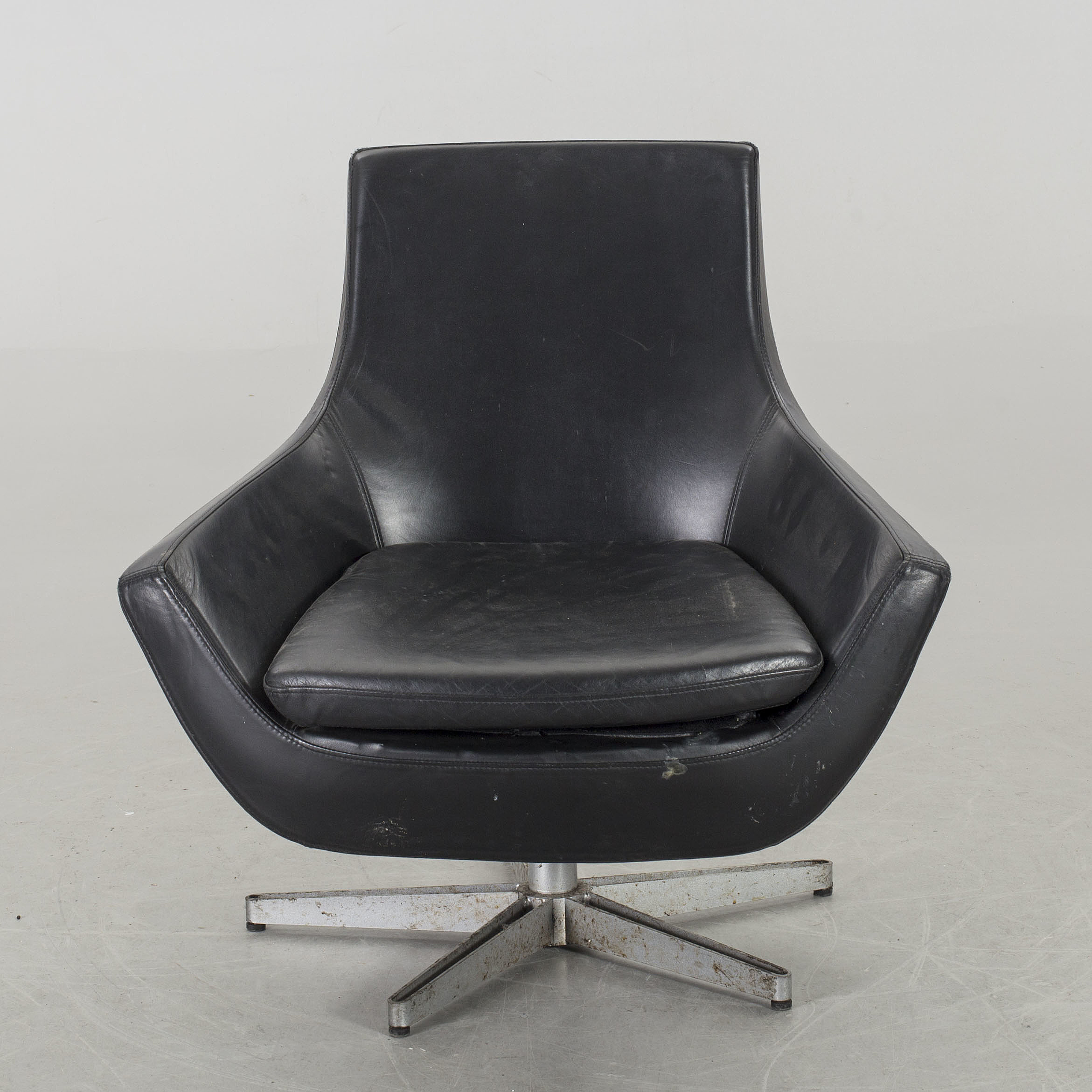 ROGER PERSSON, SNURRFÅTÖLJ, "Happy Swing" Swedese. - Bukowskis