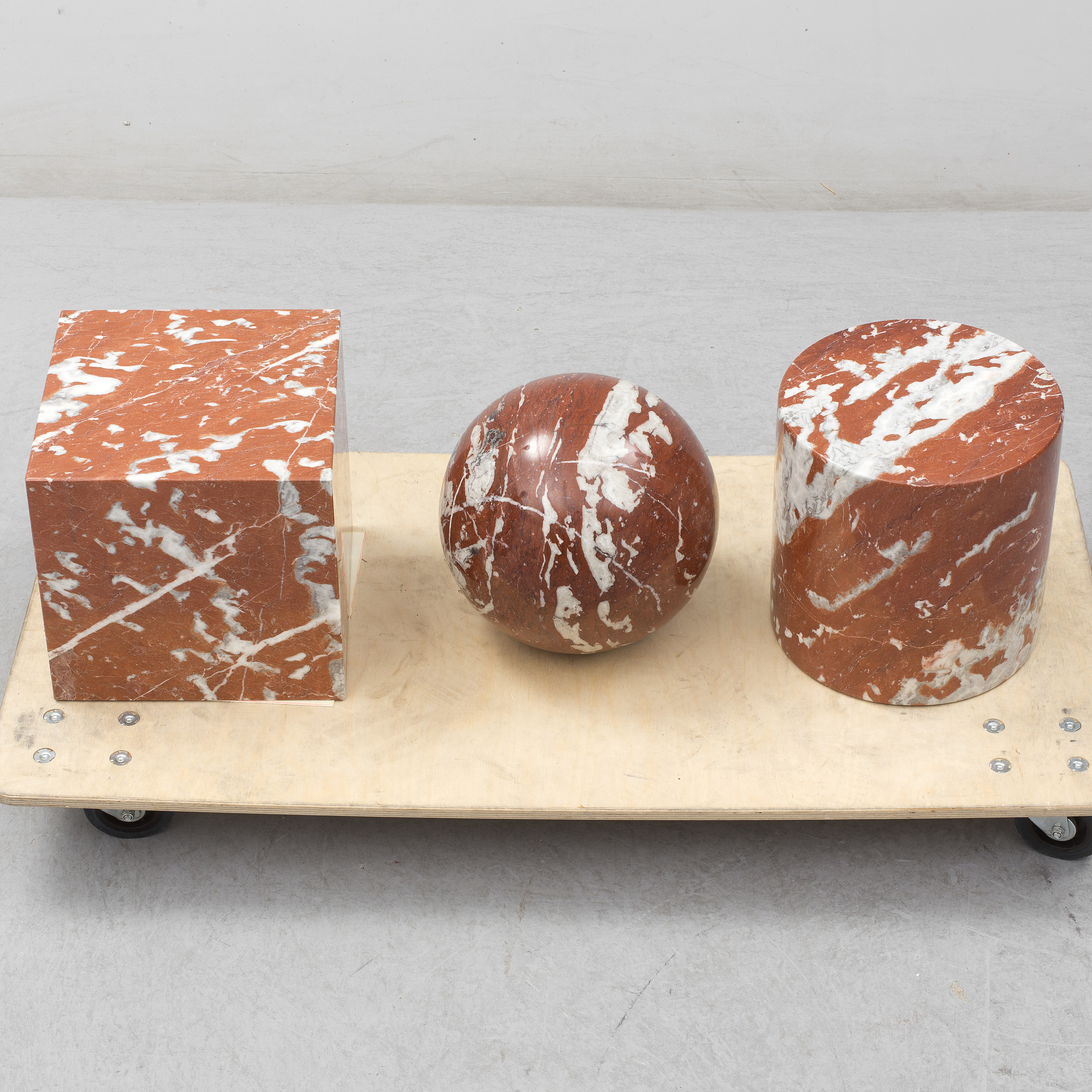 SOCKLAR, 3 st, rödspräcklig marmor, 1900-tal. - Bukowskis