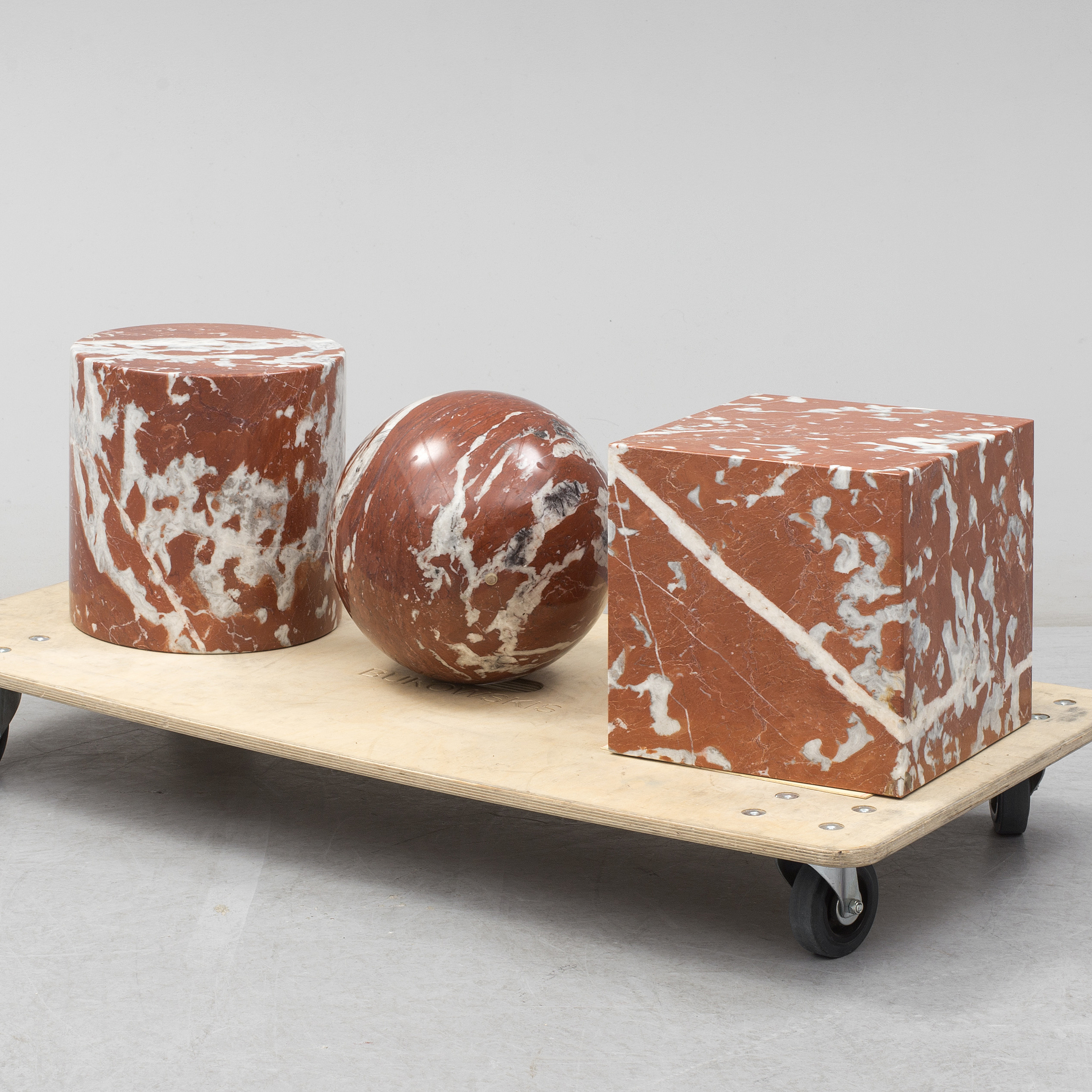 SOCKLAR, 3 st, rödspräcklig marmor, 1900-tal. - Bukowskis