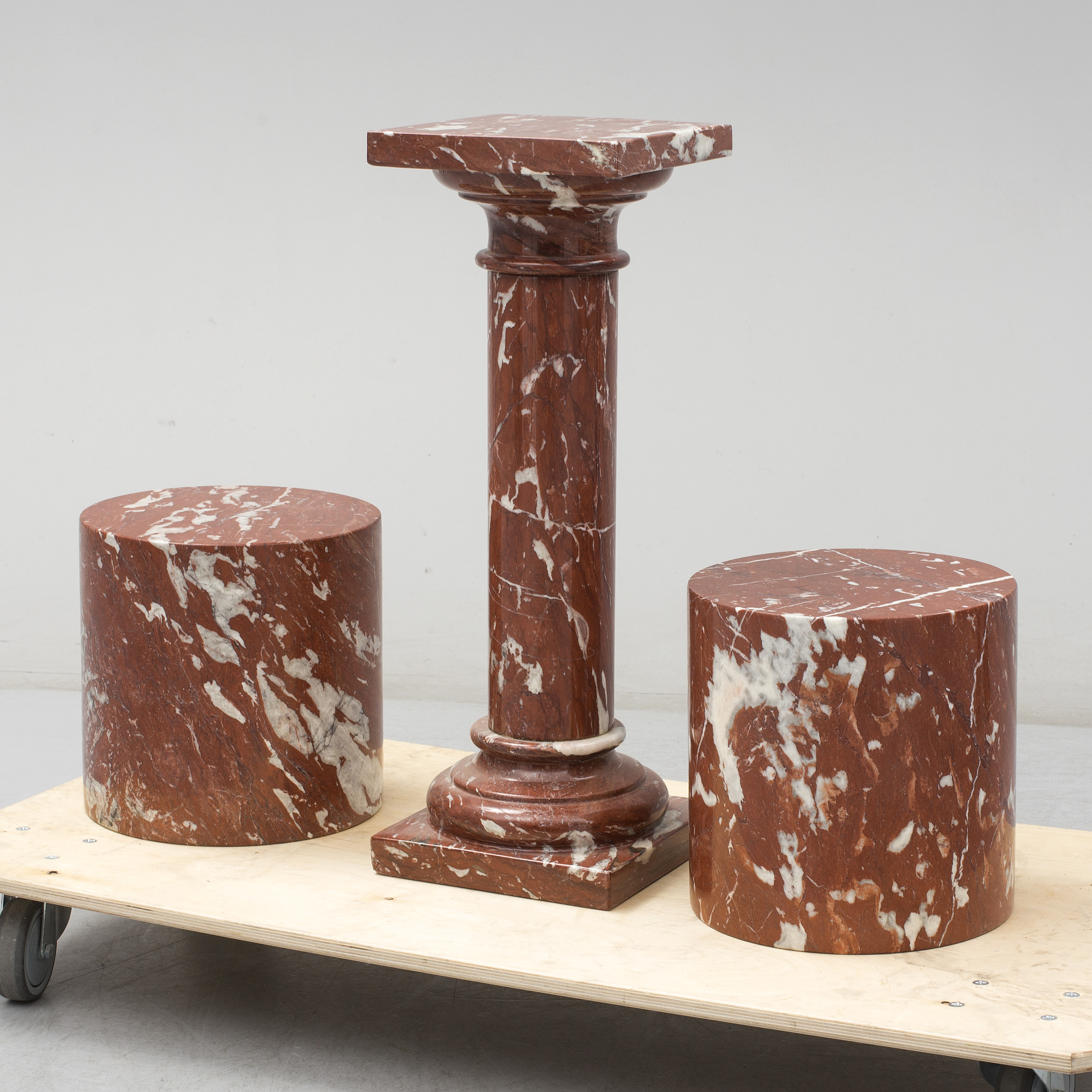 SOCKLAR, 3st, rödspräcklig marmor, 1900-tal. - Bukowskis