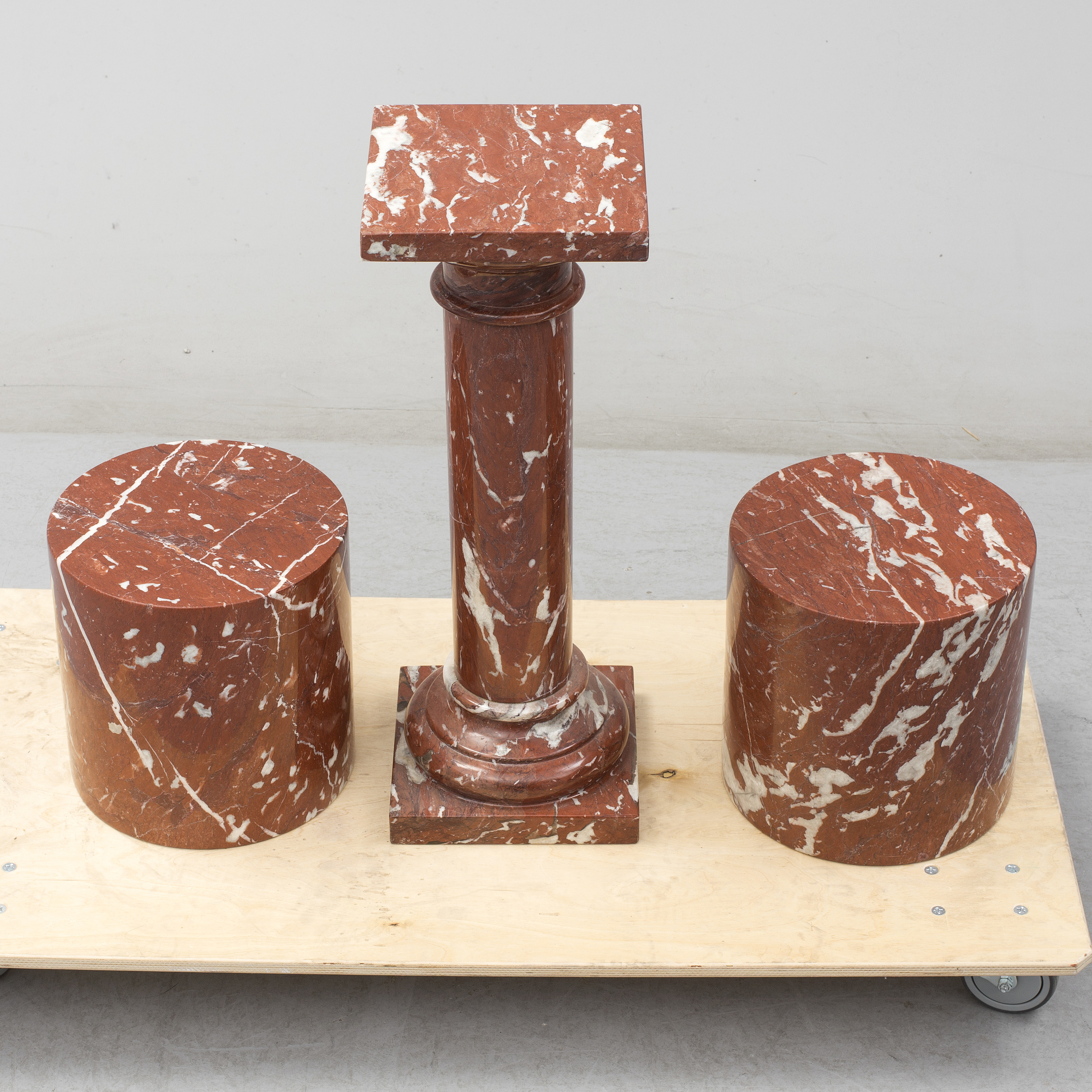 SOCKLAR, 3st, rödspräcklig marmor, 1900-tal. - Bukowskis