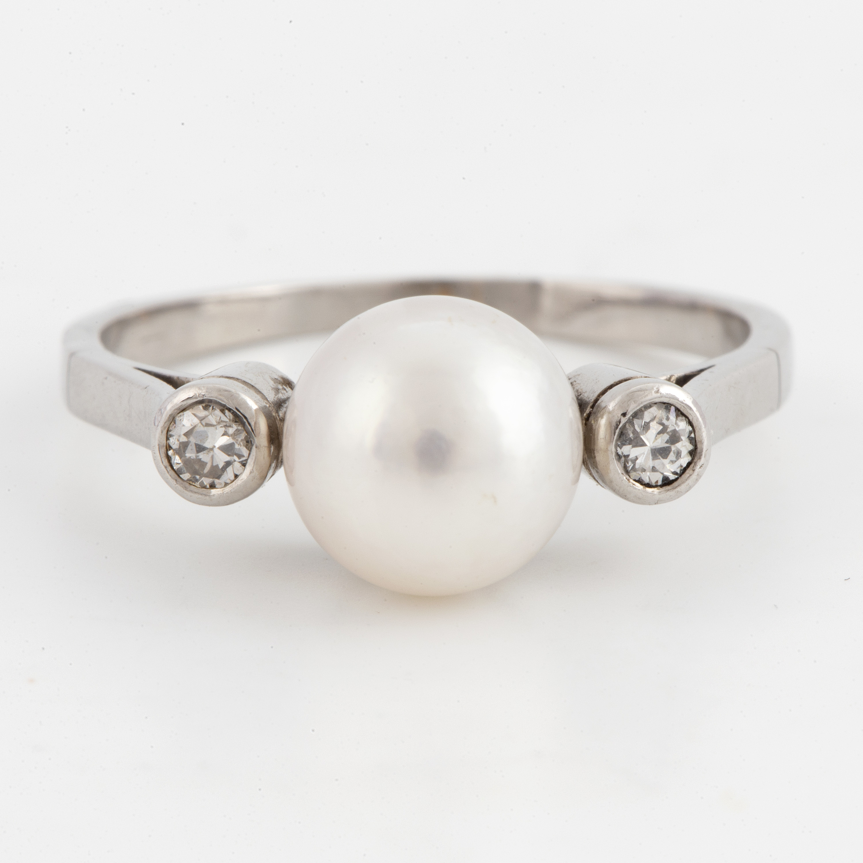 Ring 18K vitguld med en odlad pärla ca 7.75 mm. - Bukowskis