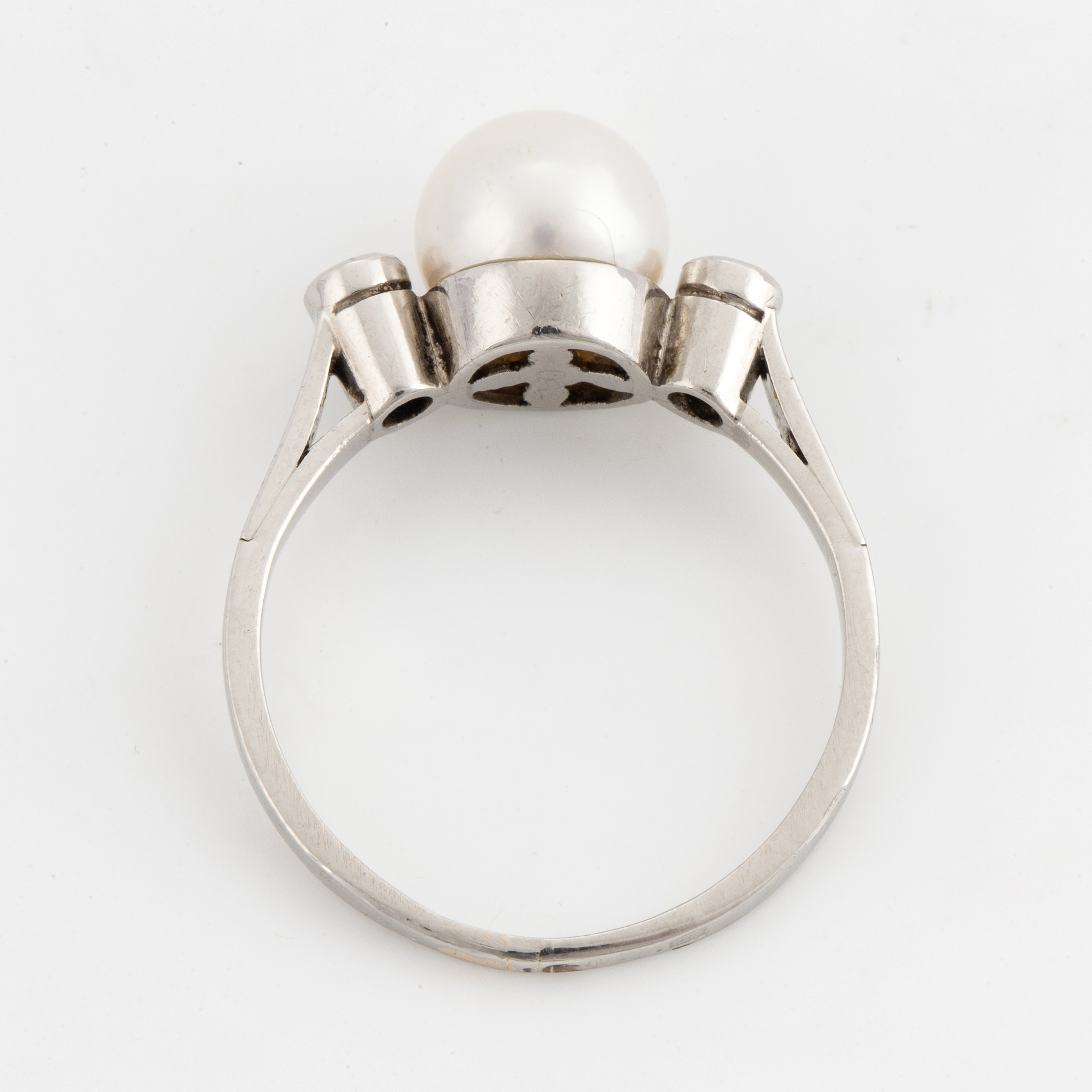 Ring 18K vitguld med en odlad pärla ca 7.75 mm. - Bukowskis