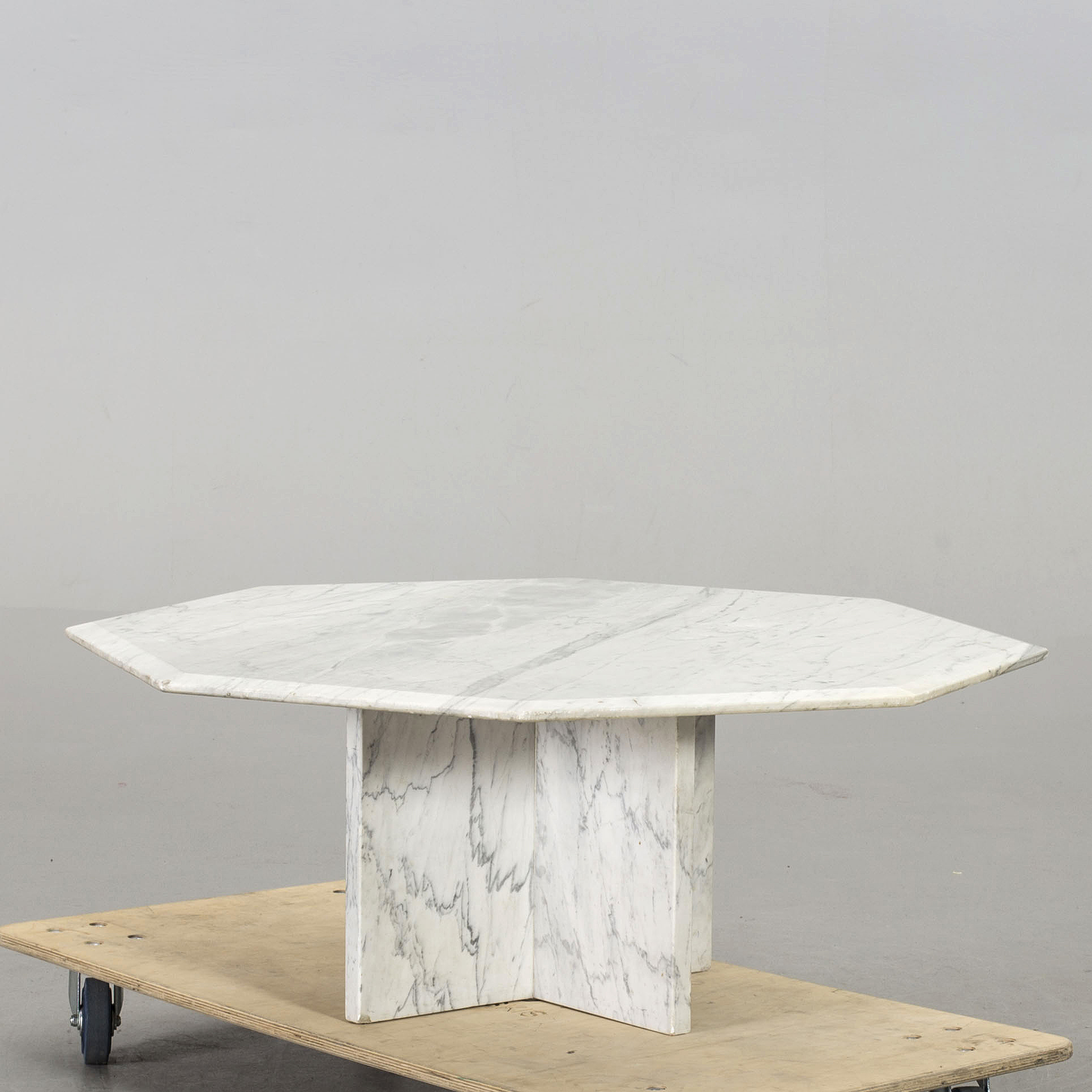 A MARBLE SOFA TABLE. - Bukowskis