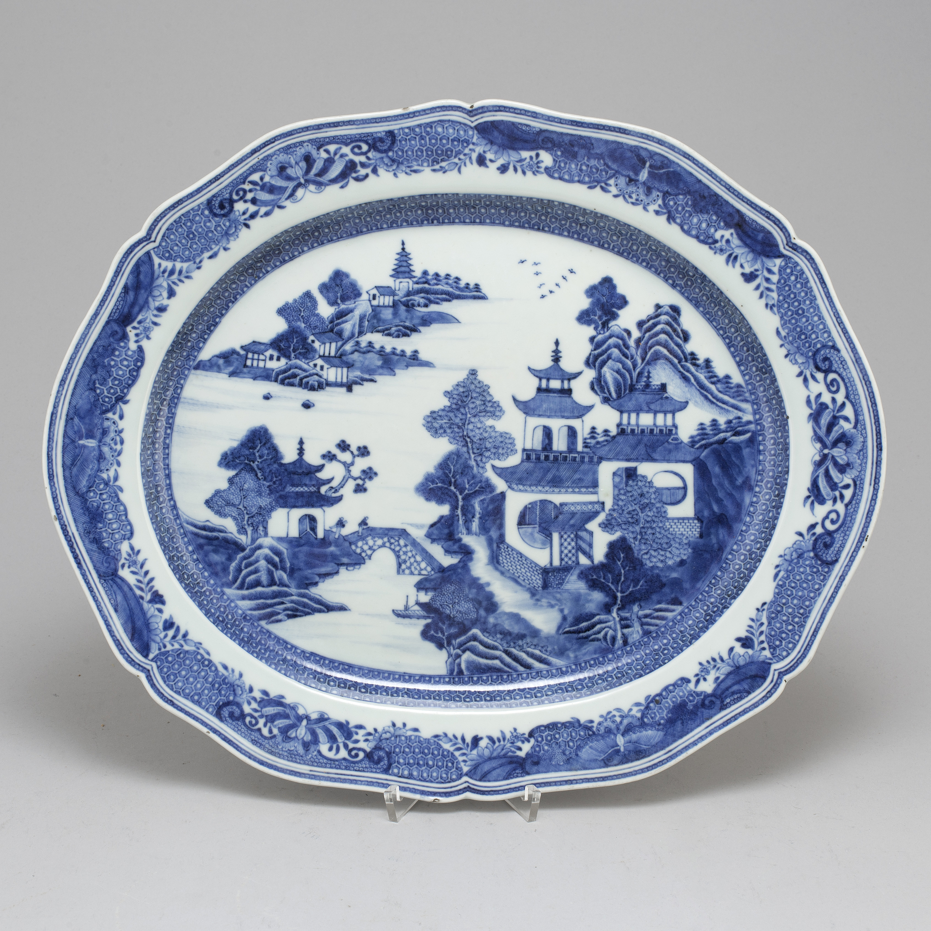 A blue and white export porcelain serving dish, Qing dynasty, Qianlong ...