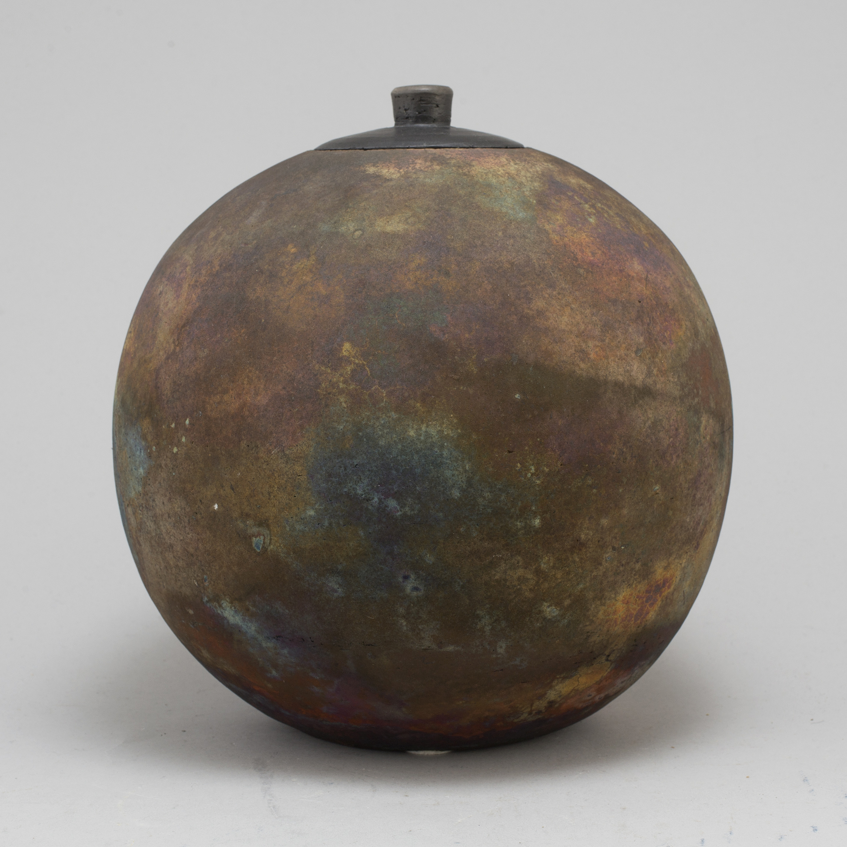 DAN LEONETTE, lockurna, keramik, signerad. - Bukowskis