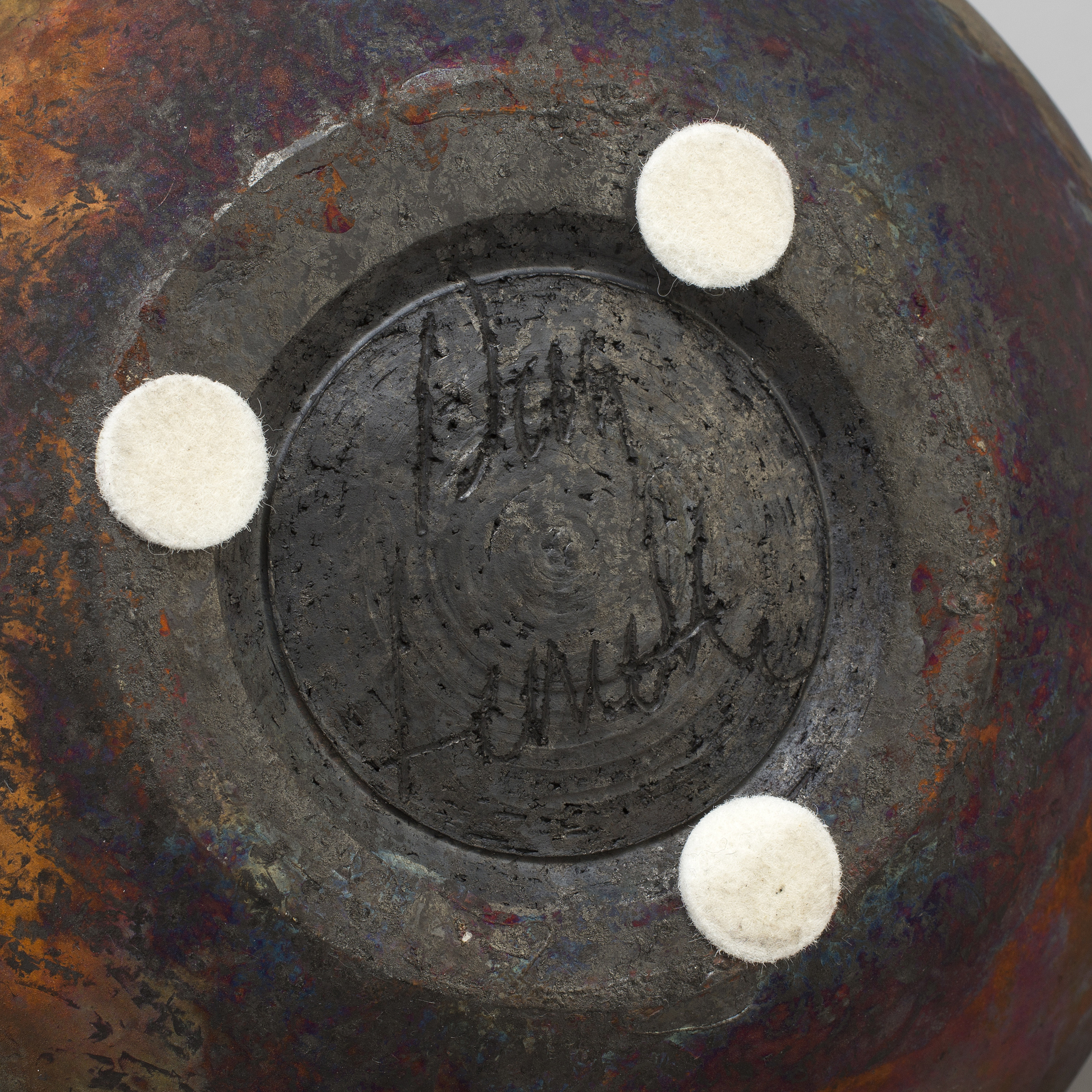 A signed ceramic lidded vase by Dan Leonette. - Bukowskis