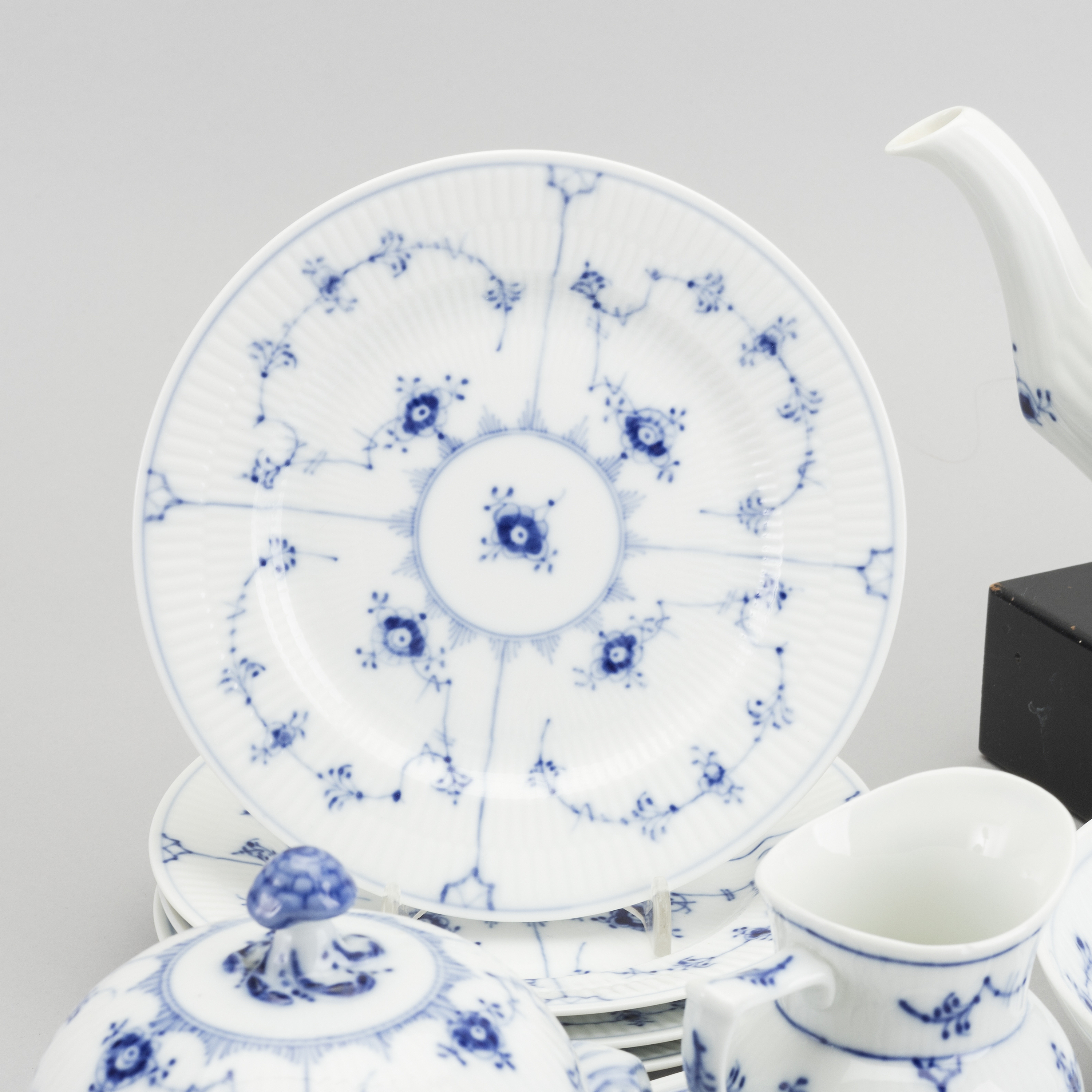 A DANISH PORCELAIN TEA SET, 22 pieces, "Musselmalet", Royal Copenhagen ...