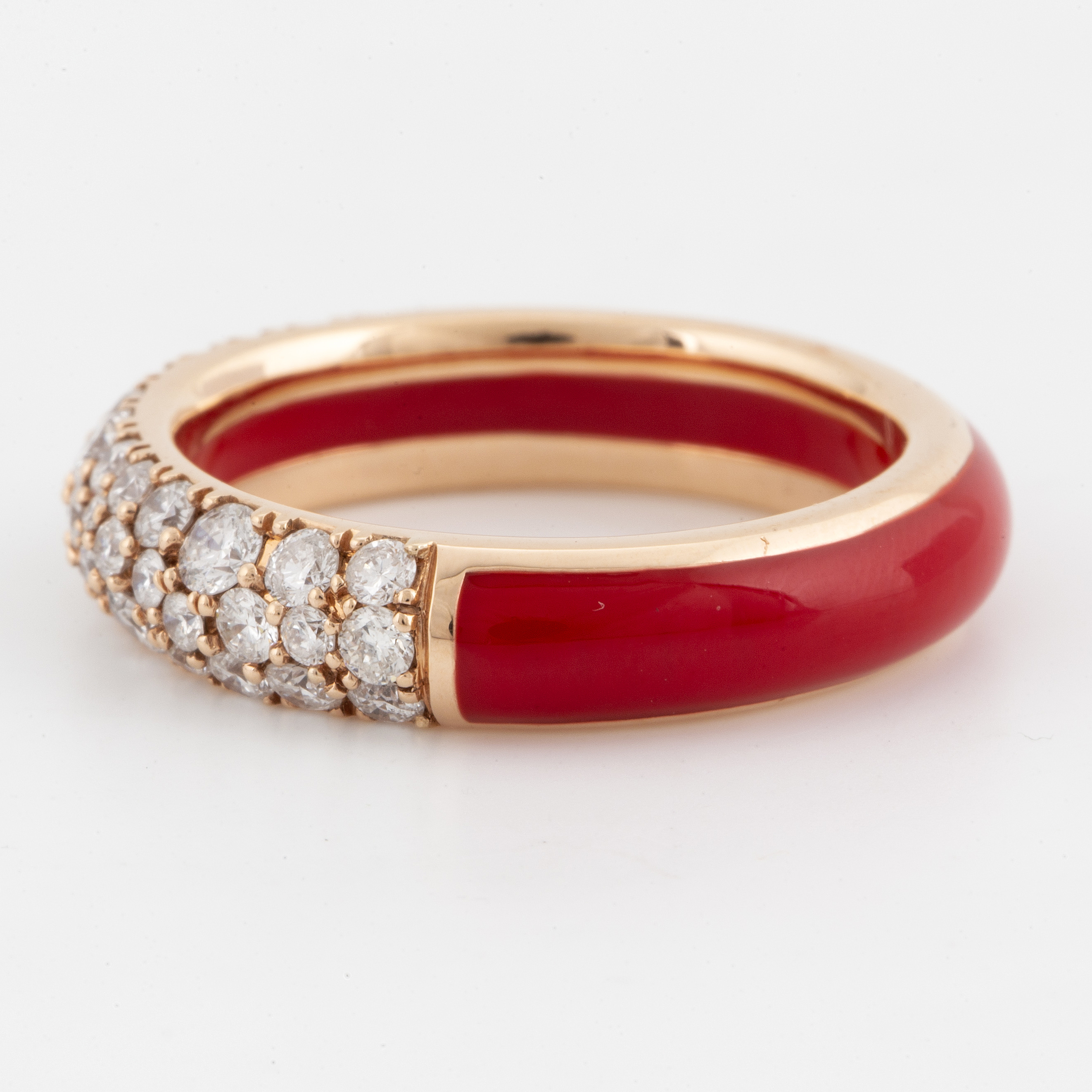 RING, med briljantslipade diamanter och röd emalj. - Bukowskis