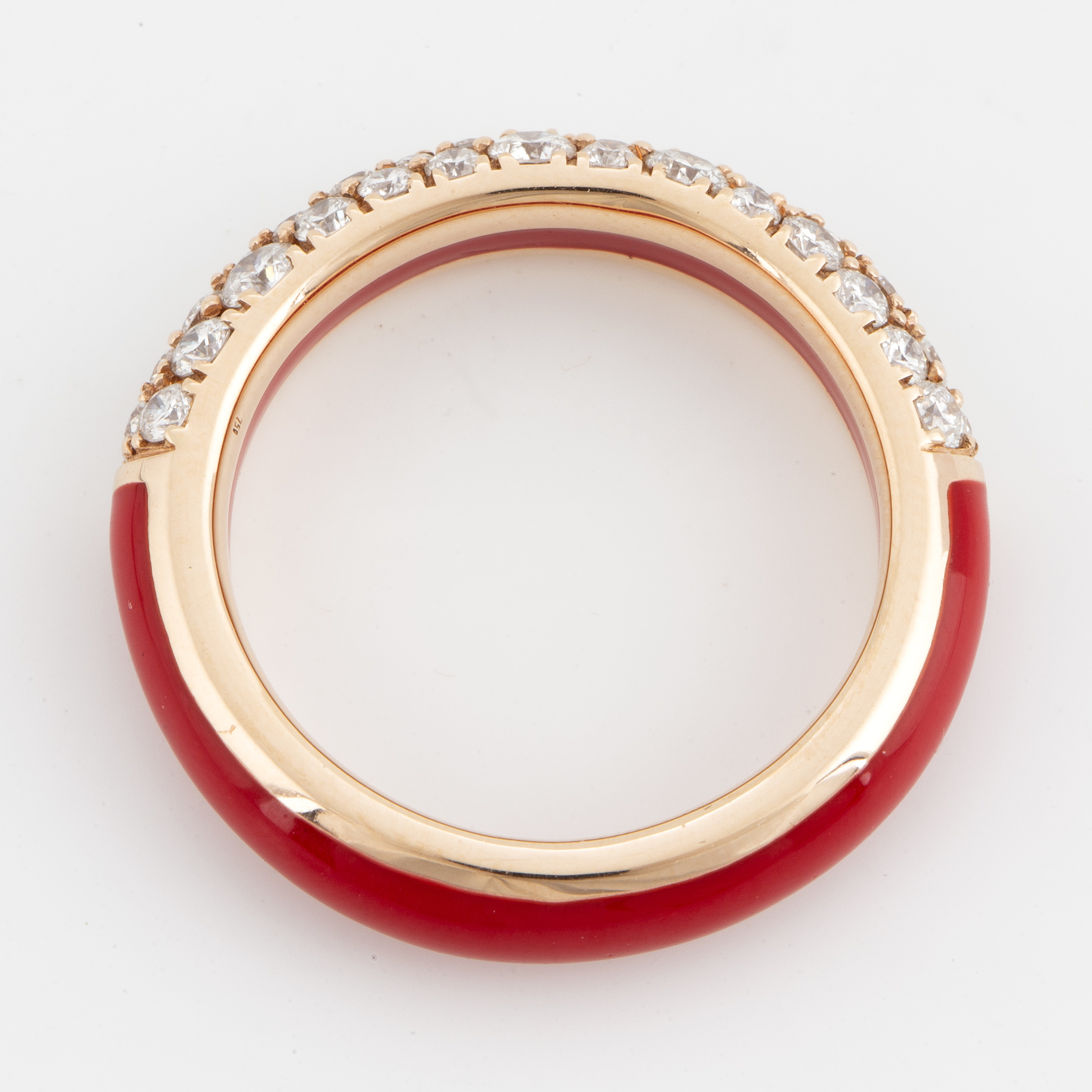 RING, med briljantslipade diamanter och röd emalj. - Bukowskis