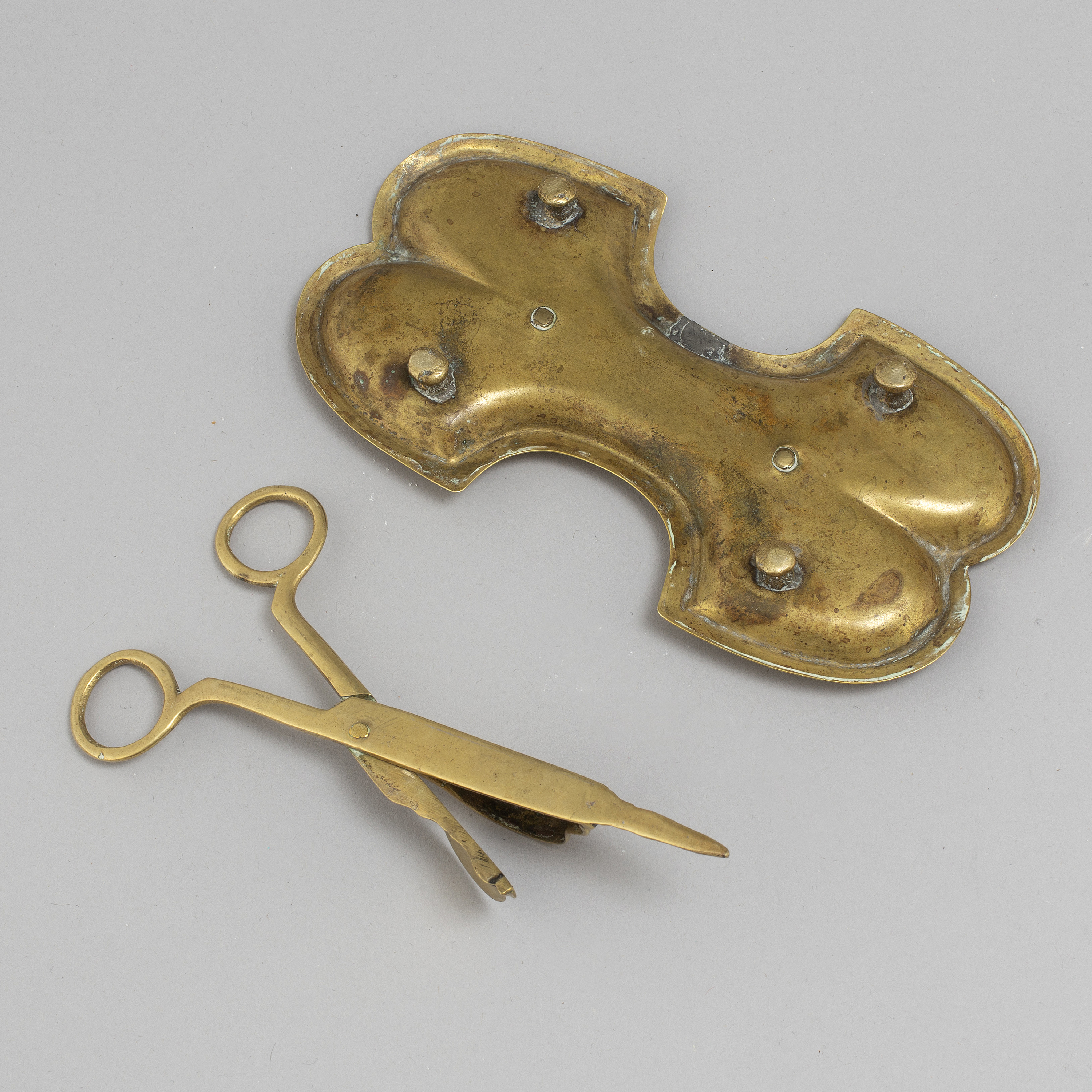 A 17th/18th century bronze candle scissor. - Bukowskis