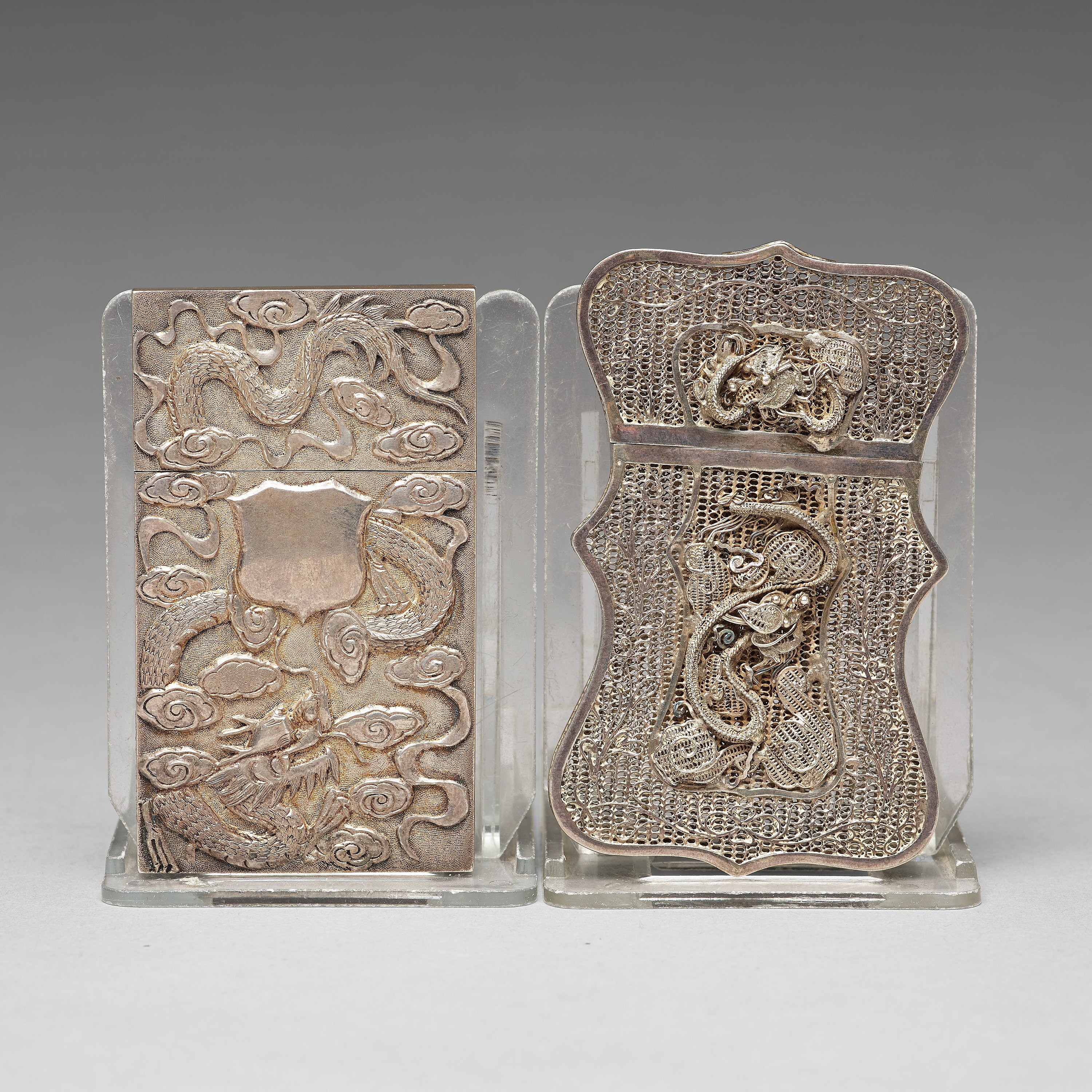 VISITKORTSFODRAL, två stycken, silver. Kina, tidigt 1900-tal. - Bukowskis