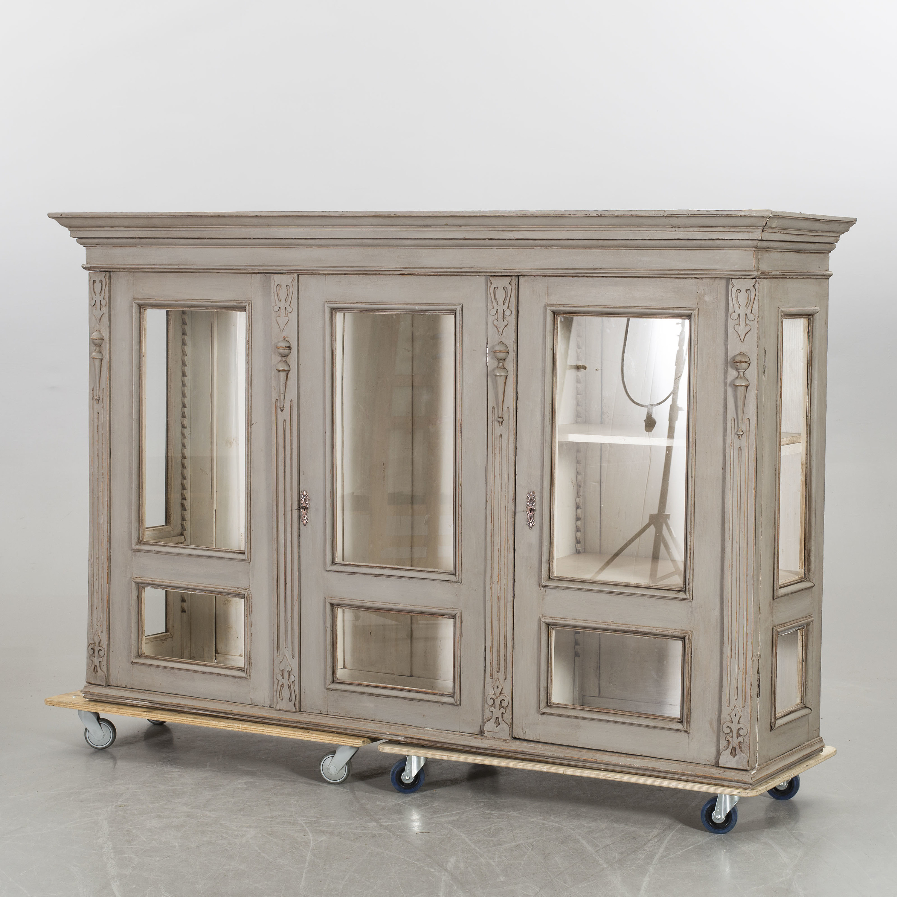 VITRINSKÅP nyrenässans omkring 1900. - Bukowskis