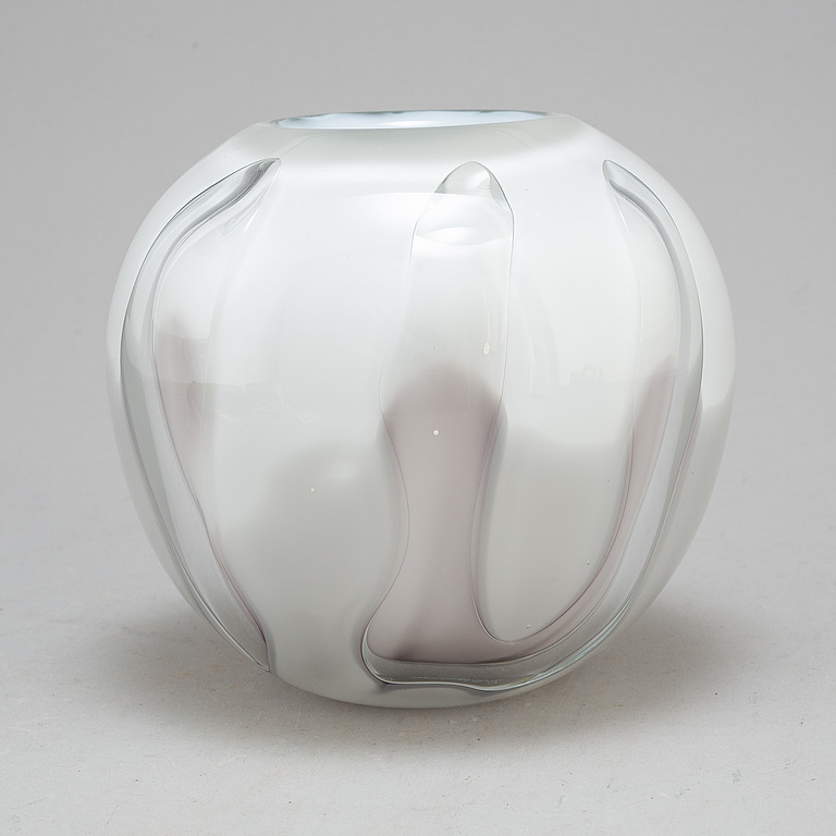 MATZ BORGSTRÖM, a glass vase, Lindshammar. - Bukowskis