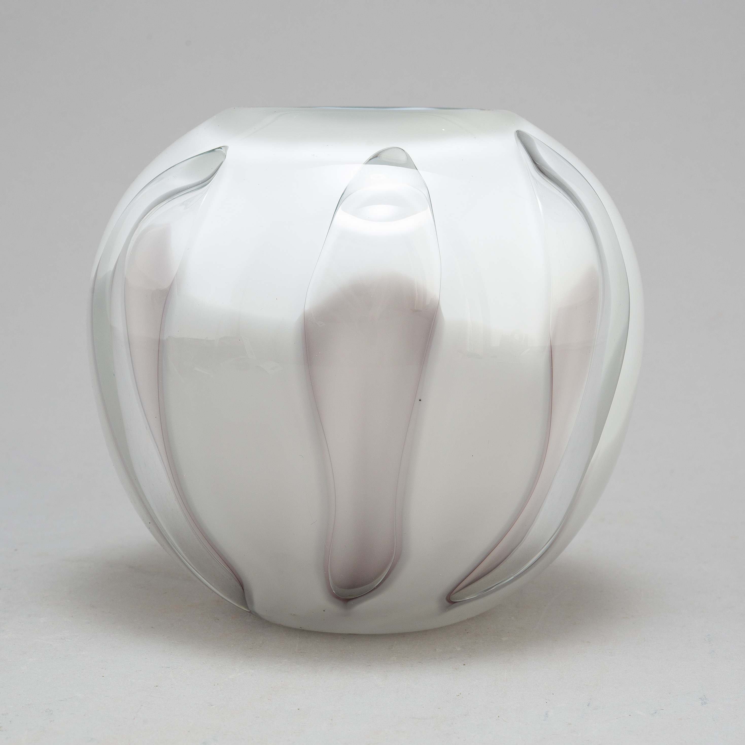 MATZ BORGSTRÖM, a glass vase, Lindshammar. - Bukowskis