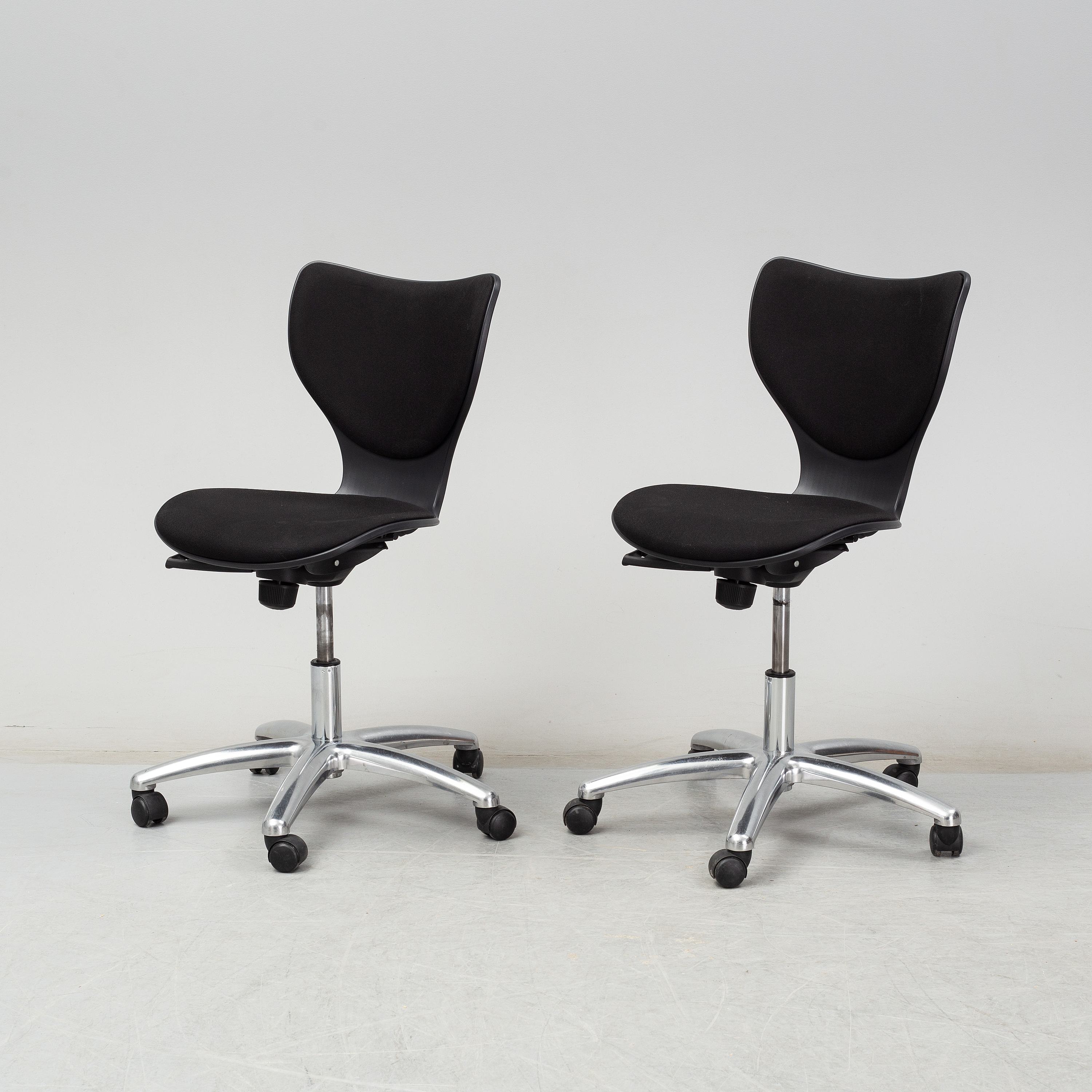 JORGE PENSI, a pair of 'Gorka' desk chairs from Akaba. - Bukowskis