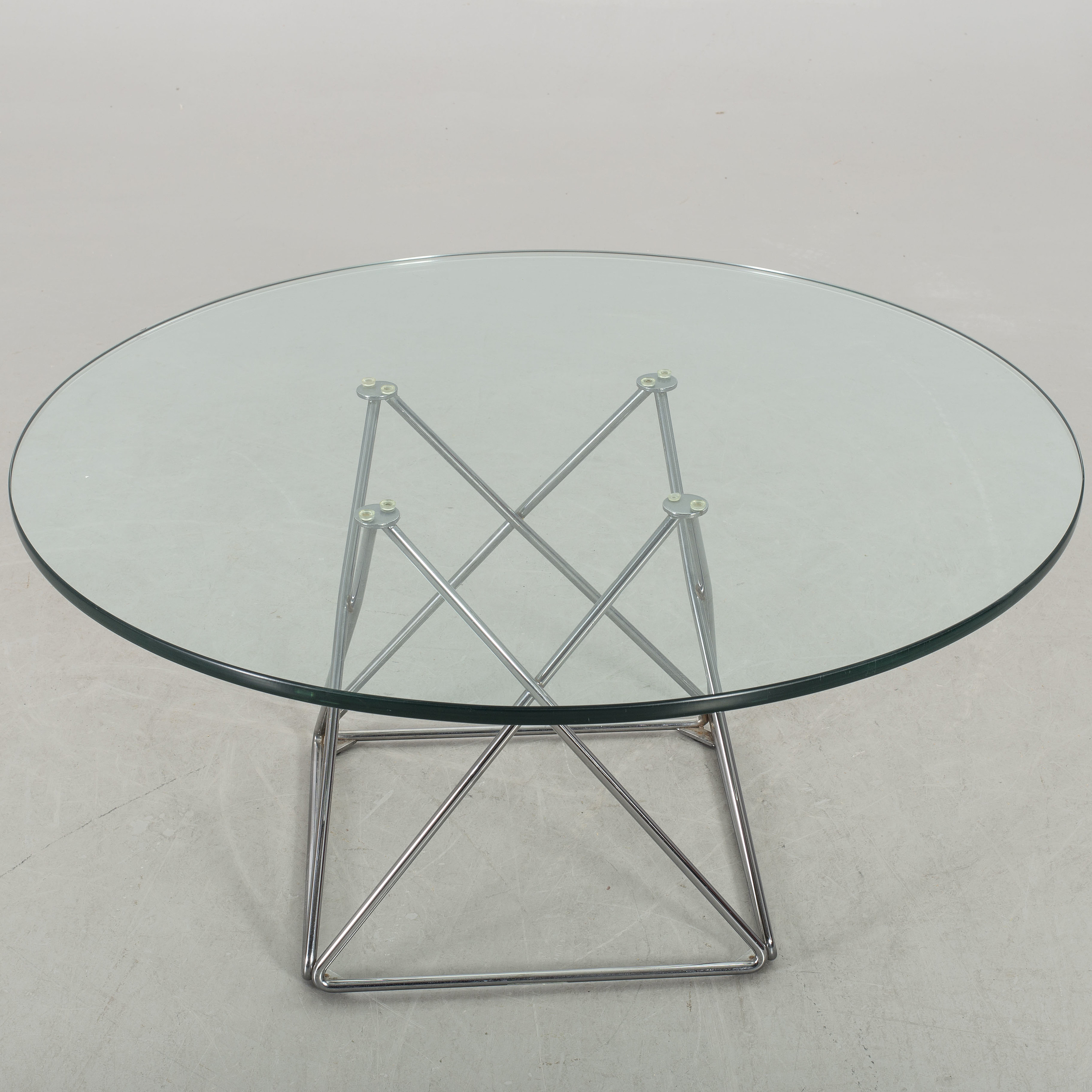 A THONET GLASS TOP COFFEE TABLE 1990'S. - Bukowskis