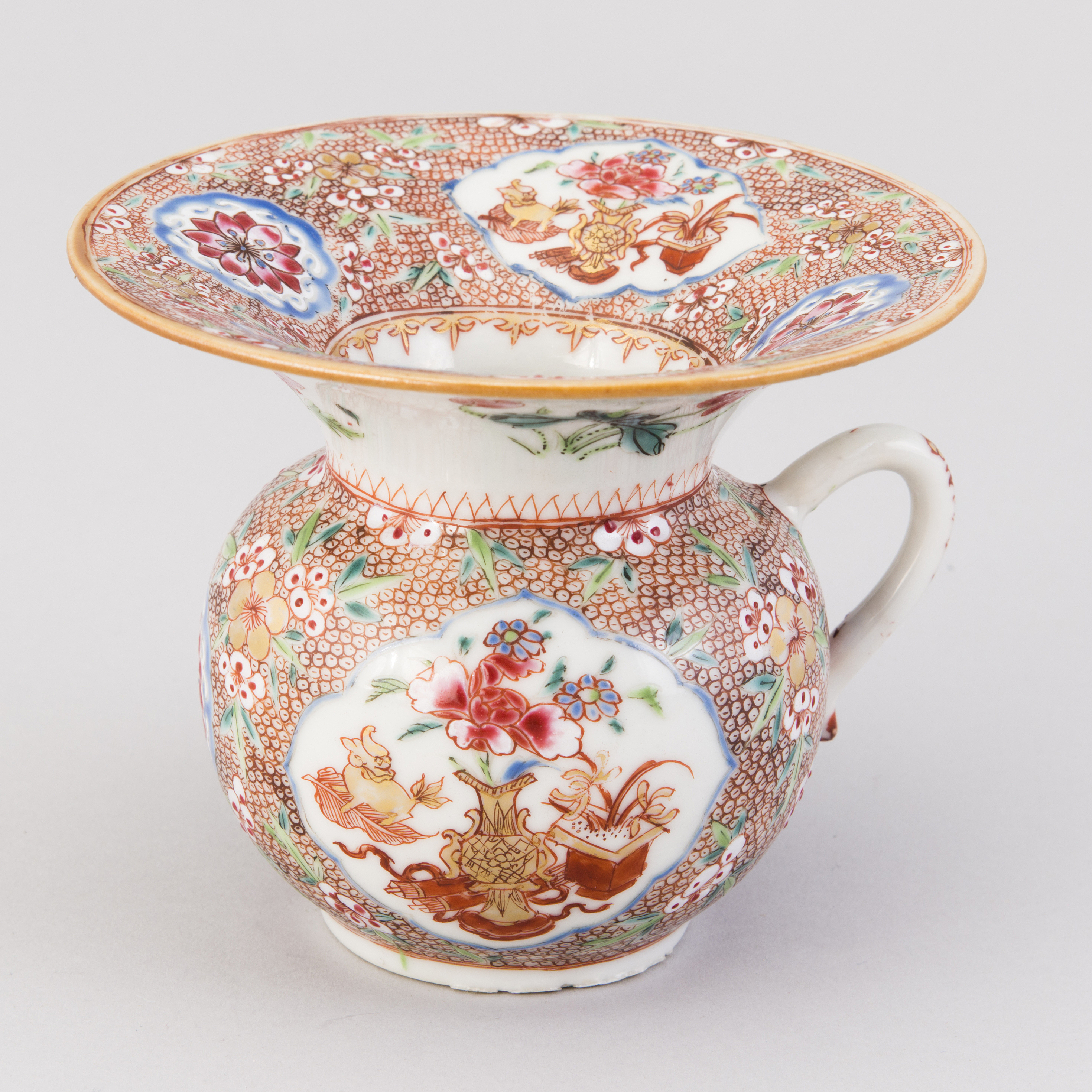 A Chinese 19th Century porcelain spittoon. - Bukowskis