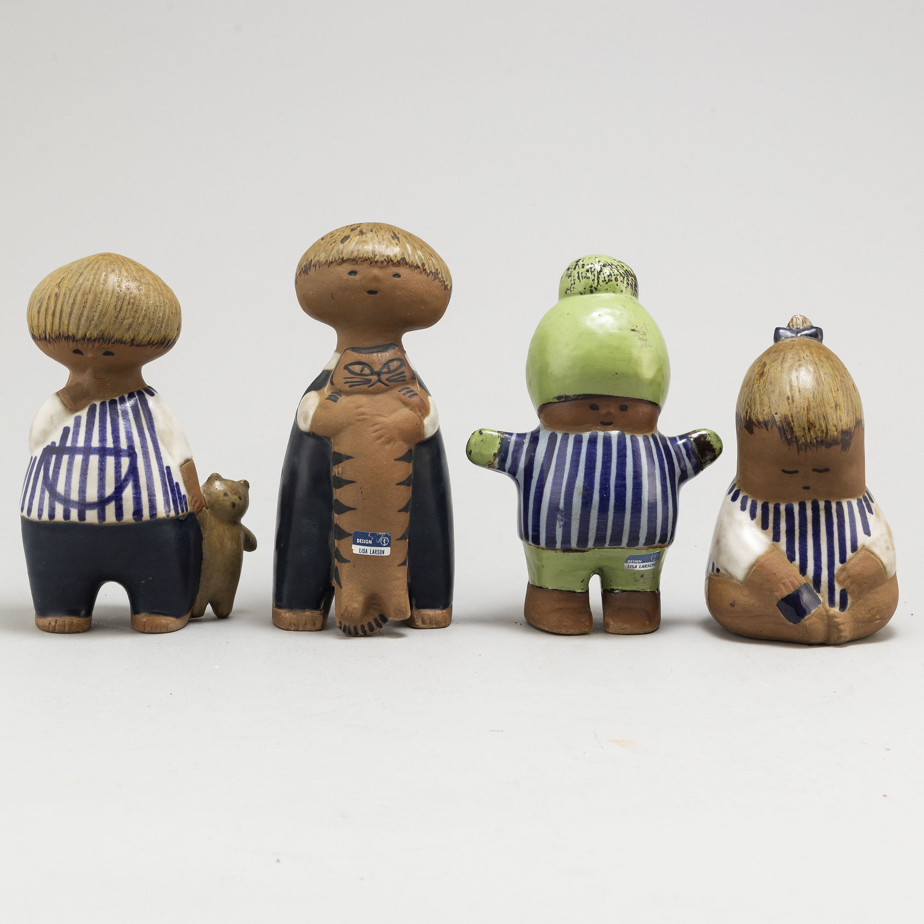 LISA LARSON, figuriner, stengods, 4 st, "Larsons ungar", Gustavsberg. - Bukowskis