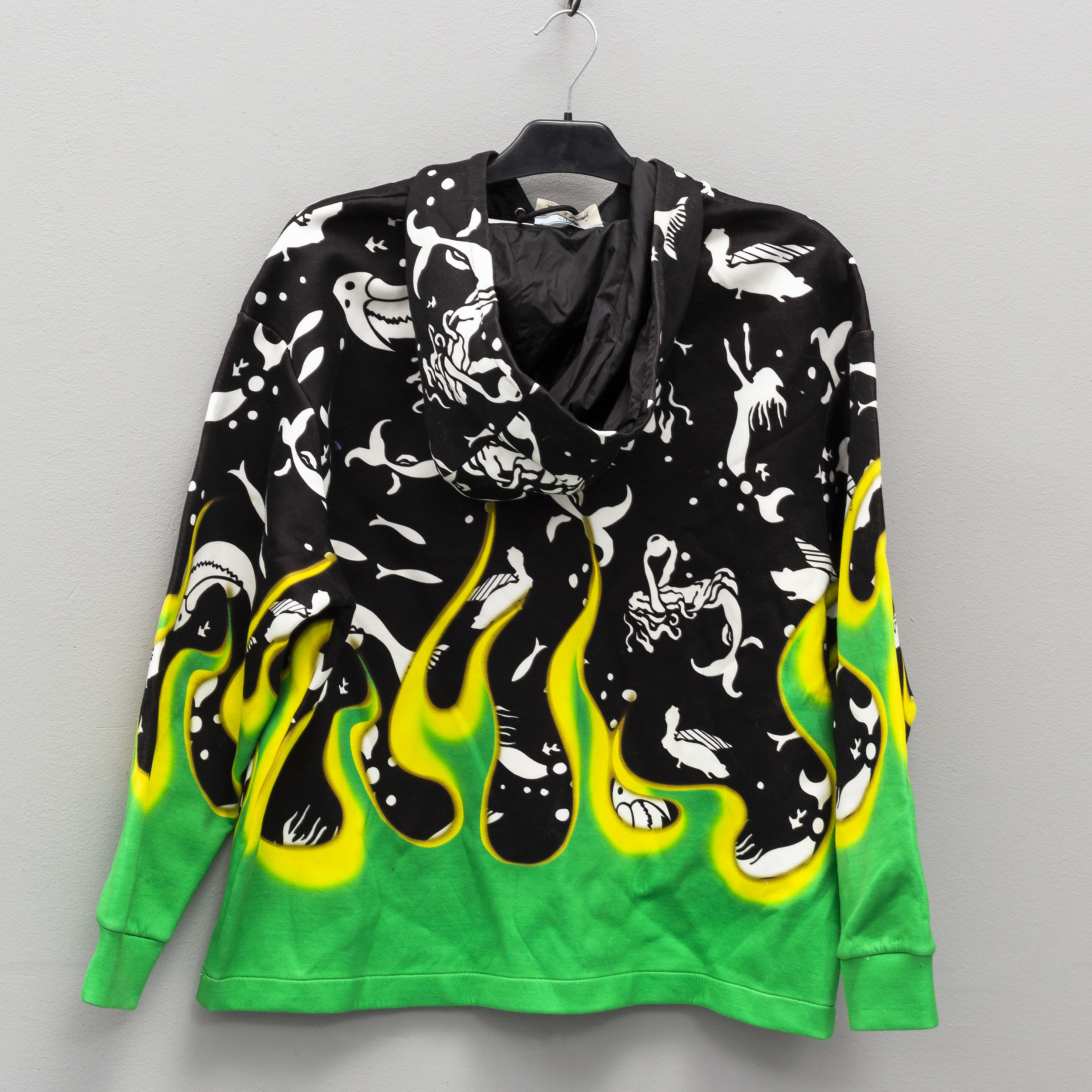 PRADA, tröja och scarf. - Bukowskis