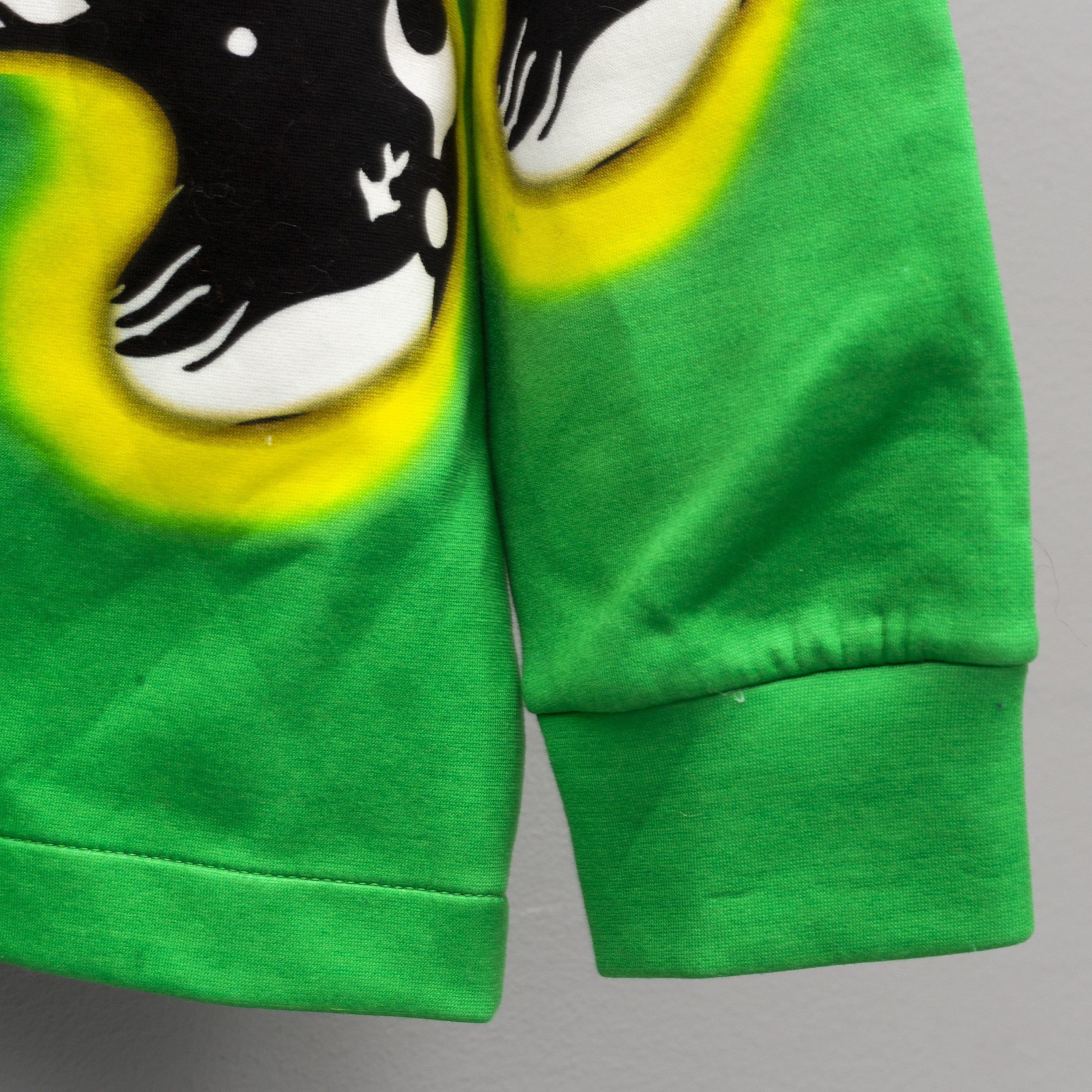 PRADA, tröja och scarf. - Bukowskis