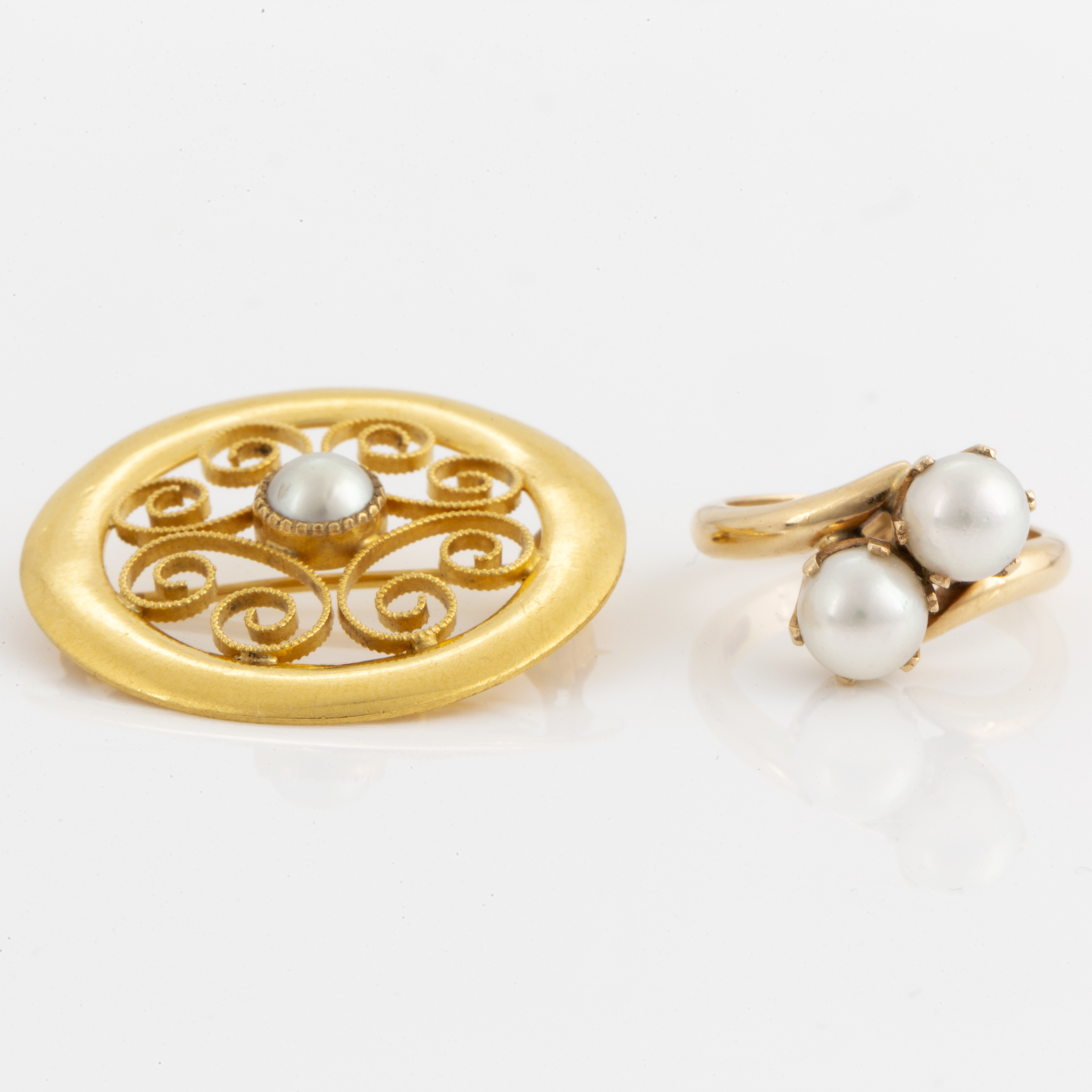 18K gold brooch and ring. - Bukowskis